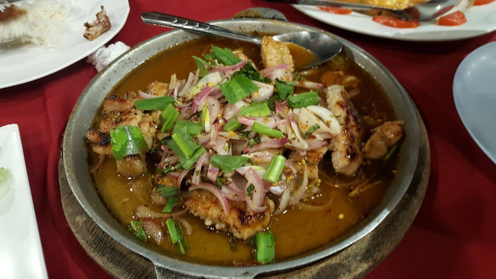 สเต็กภูคาจานร้อน • น้ำตกหมูย่าง น้ำราดใสไปหน่อยยังไม่เข้มข้นให้สามดาว