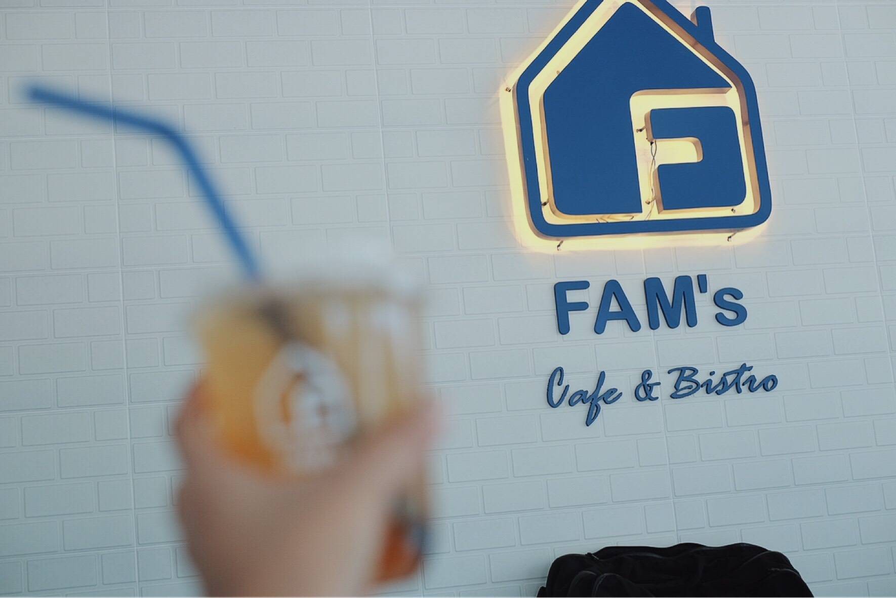 รีวิว FAM’s Cafe & Bistro - จิบกาแฟรอล้างรถไปพลางๆ - Wongnai