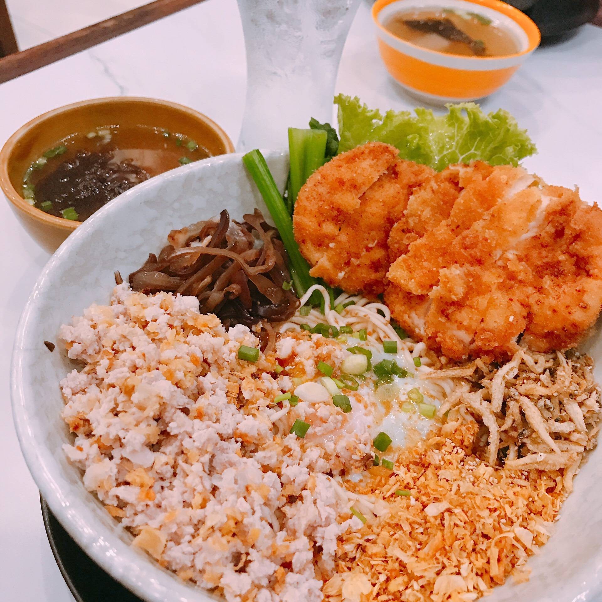 รีวิว Rest Note Cafe' พญาไท - ร้านแดงโดดเด่น