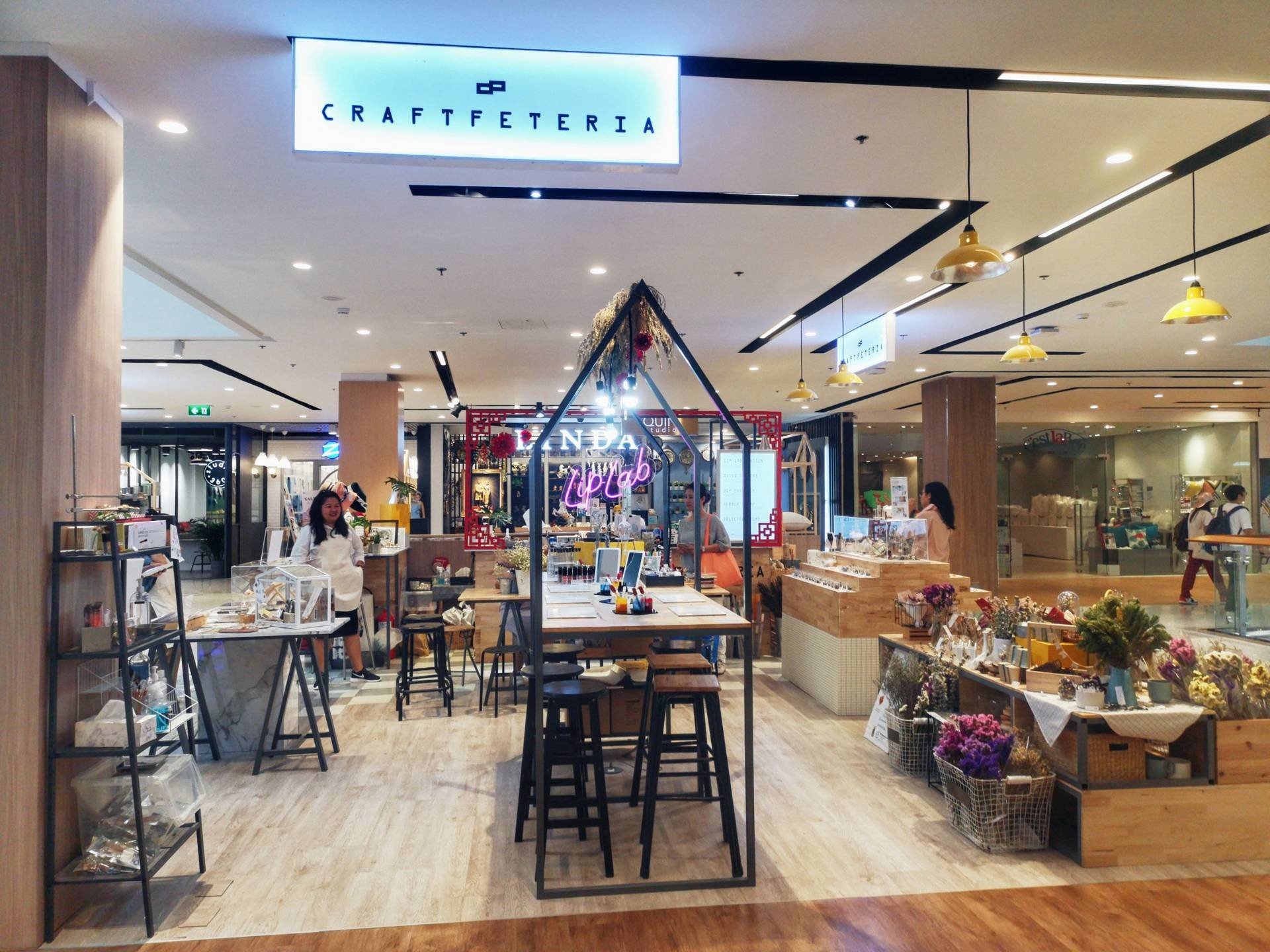 รีวิว Craftfeteria centralwOrld - ใกล้วาเลนไทน์ แล้ว มาจัดดอกไม้ให้ตัวเองกันค่ะ - Wongnai