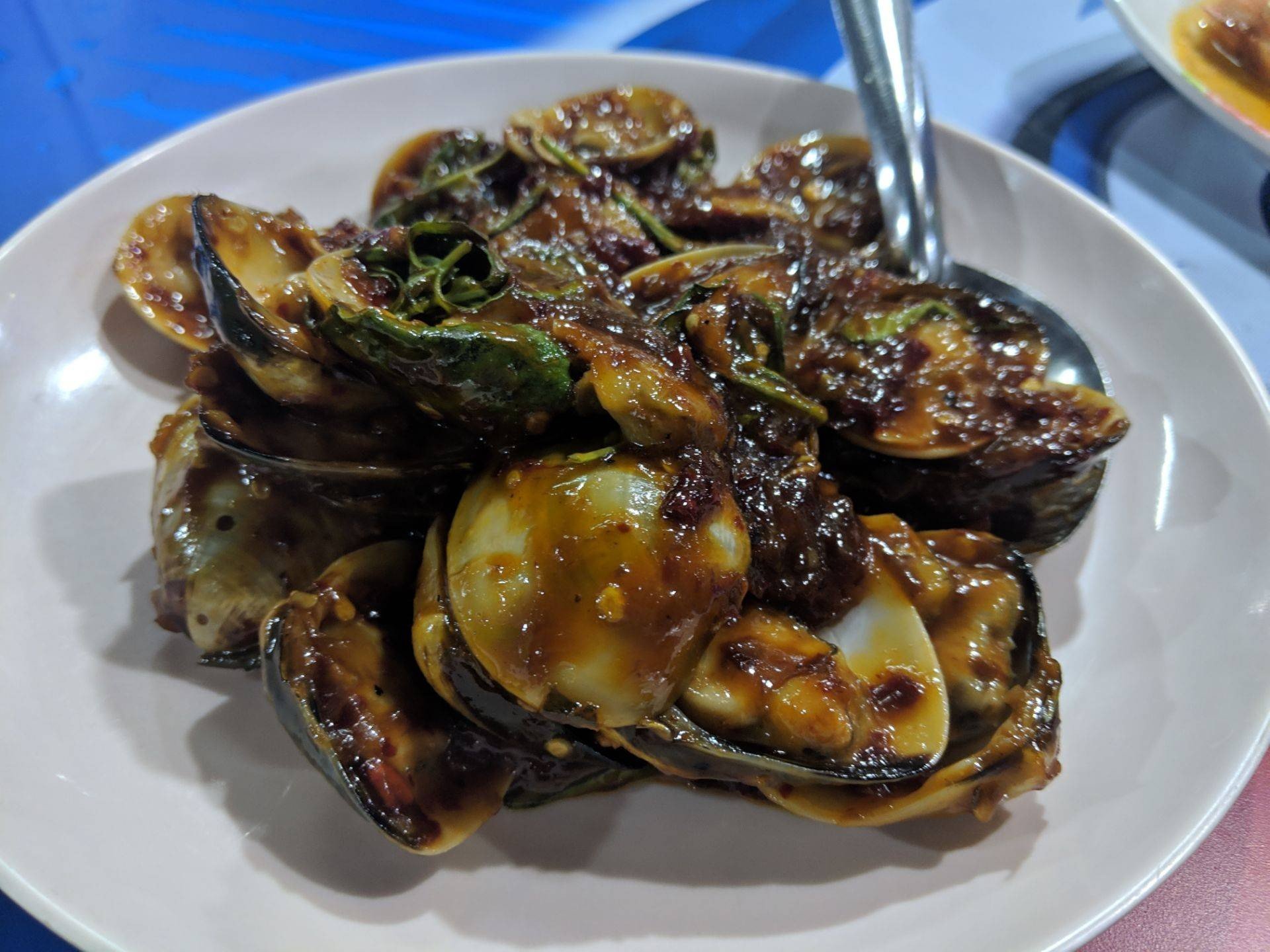 หอยตลับผัดพริกเผา ร้าน คุณแอ๊วอาหารทะเลสด - Wongnai