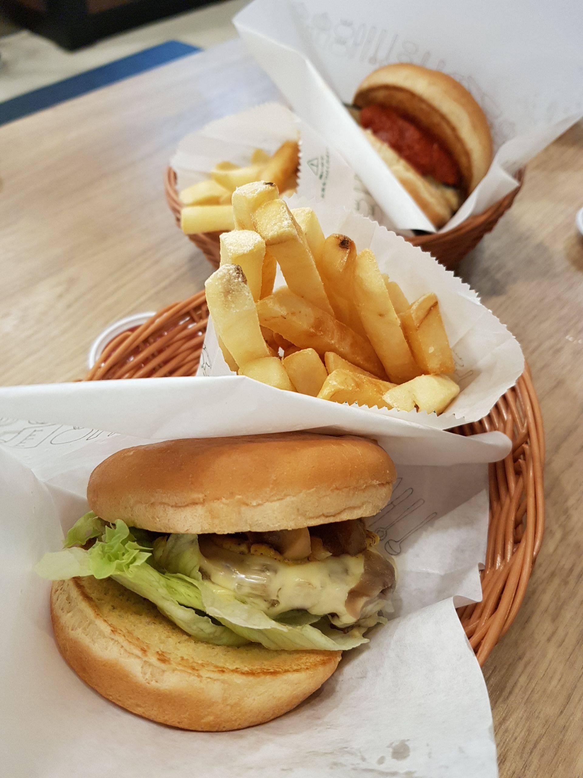 Wagyu Beef Cheese Burger ร้าน MOS BURGER Central World - MS001