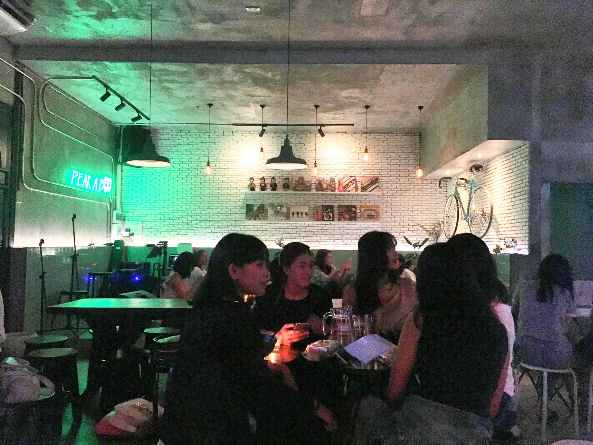 รูป Peak-A-Boo Bar