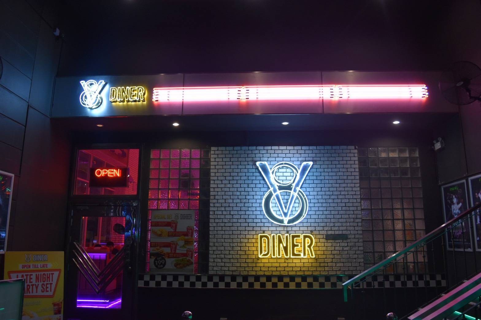 รีวิว V8 Diner สุขุมวิท11 - V8 Diner ชิคๆ คูล ตามแบบฉบับวัยรุ่นอเมริกัน ...