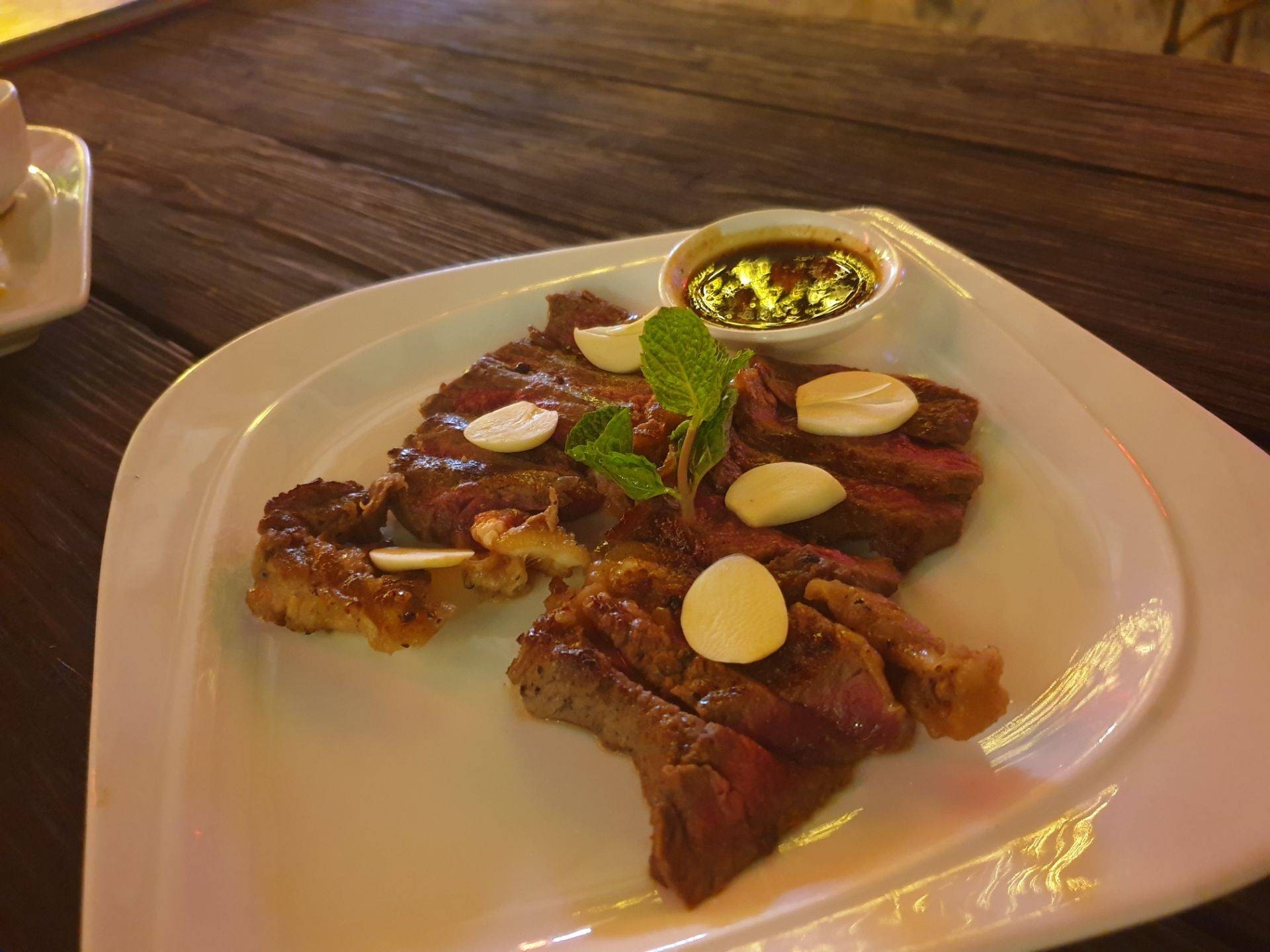 รีวิว 76 Garage - ร้านนั่งชิวสำหรับสาวๆ เพราะว่าเด็กเสิร์ฟ หล่อมากครับ