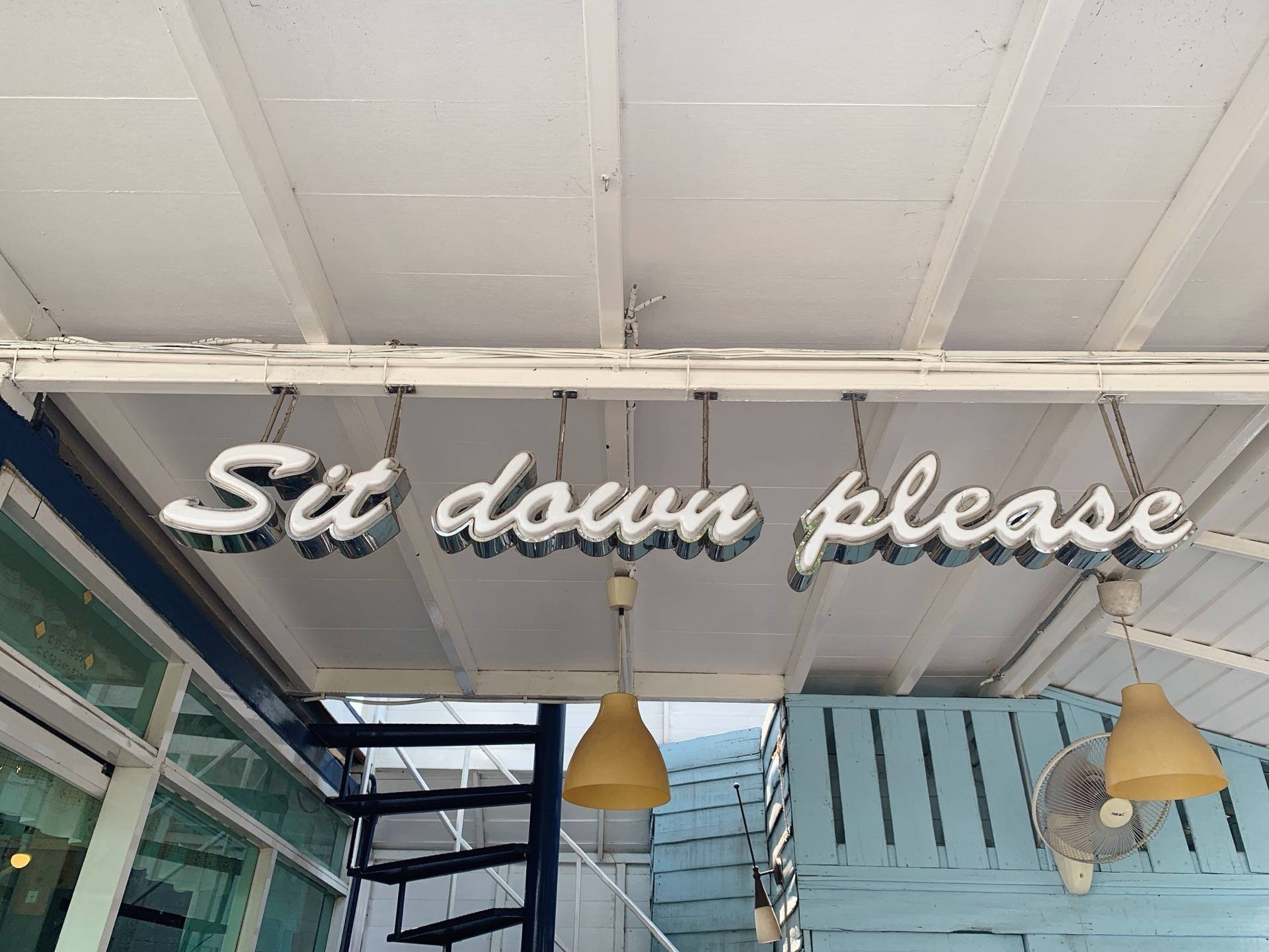รีวิว Sit Down Please - ร้านกาแฟเล็กๆน่ารัก มีน้องแมวด้วย