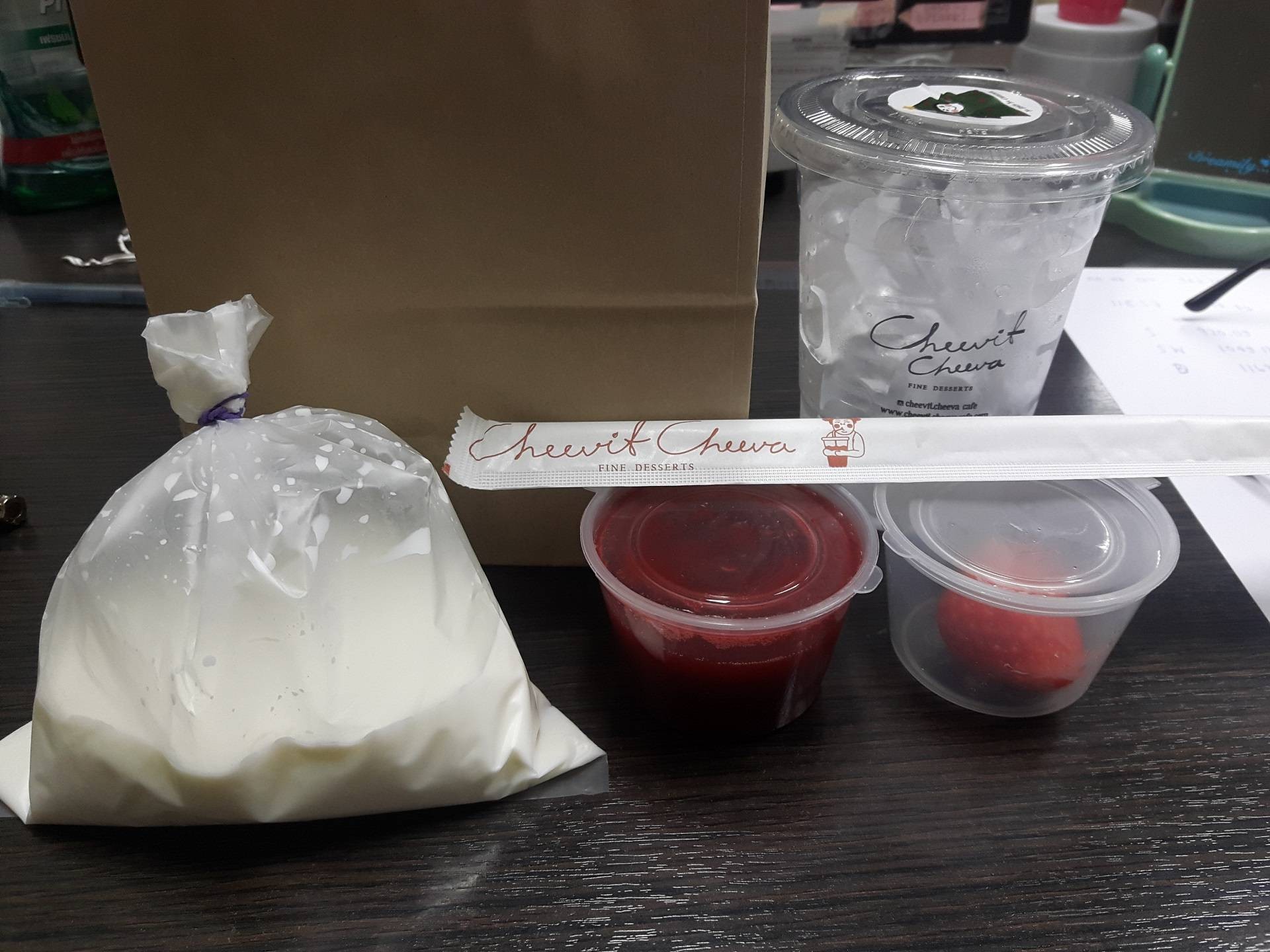 รีวิว Cheevit Cheeva Siam Square One - Strawberry Latte & Royal Thai ...