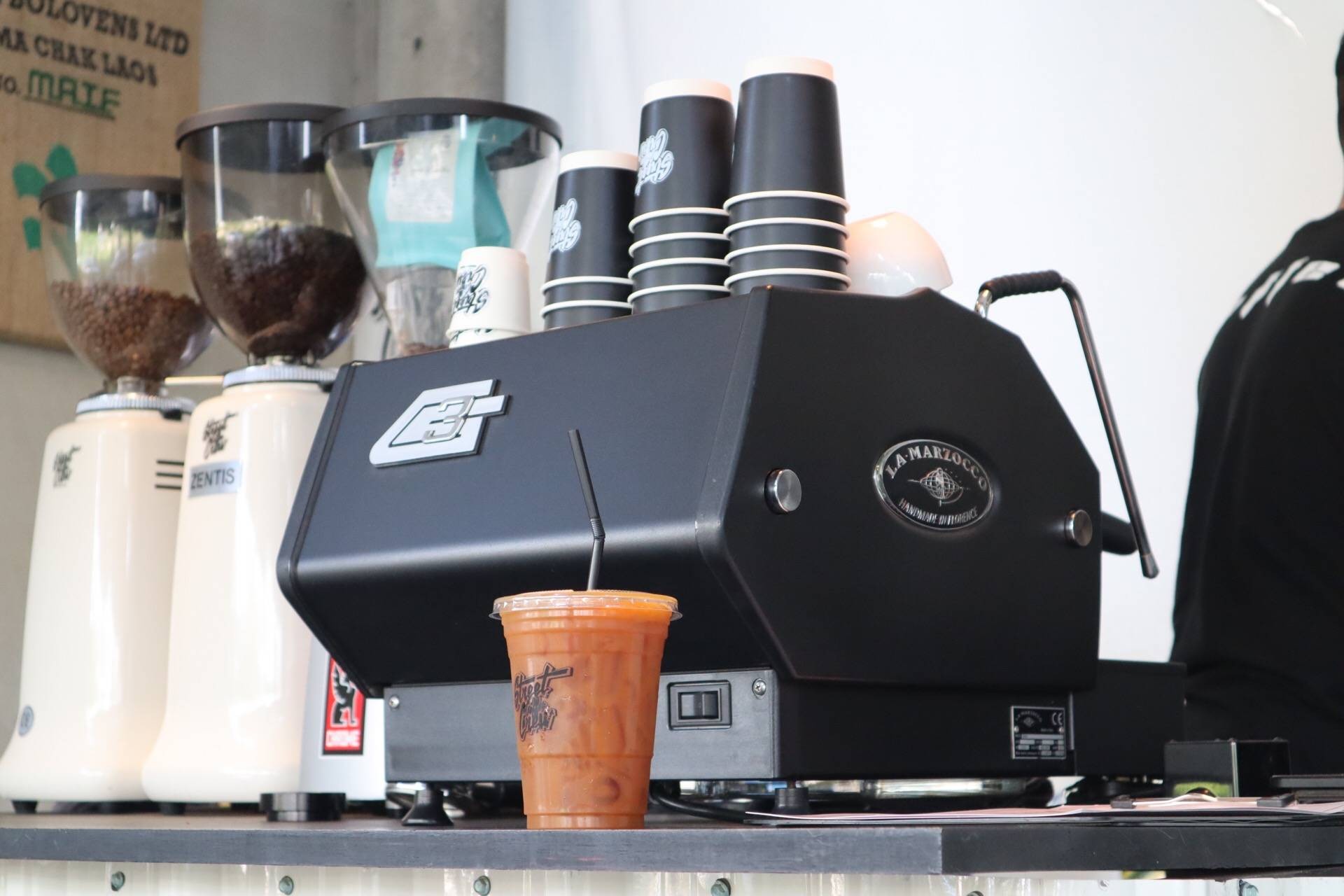 [รีวิว] ร้าน Street Coffee Crew ตึกขาวแมนชั่น | เมนูแนะนำ รูปภาพ ราคา