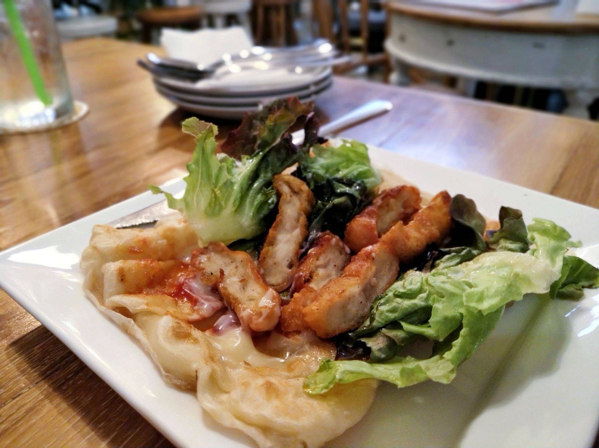 สลัดไก่กรอบ • 70 บาท ร้าน Mama made Roti by Kahava Cafe ปั๊มบางจาก เย็น ...