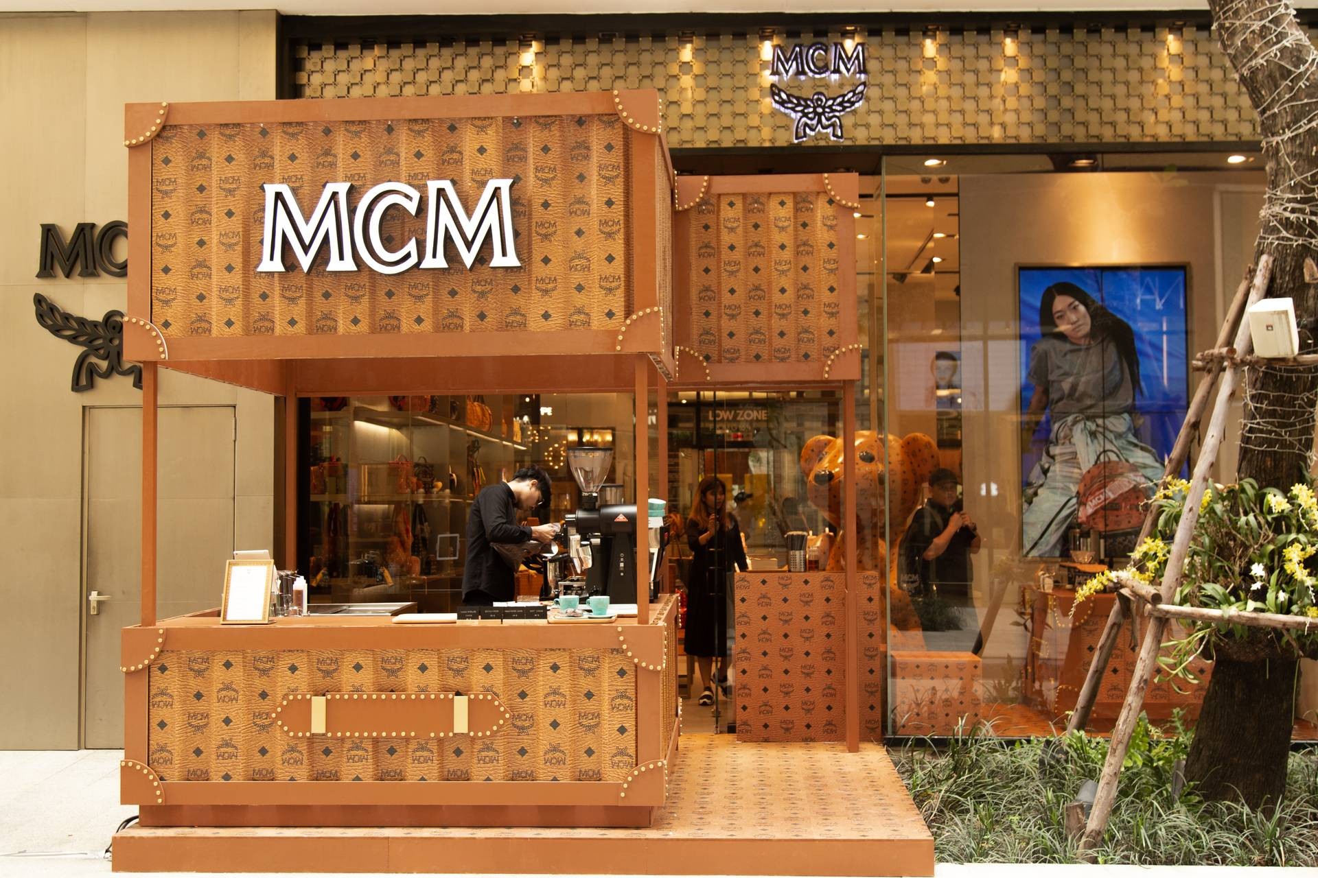 เปิดตัว “MCM Cafe” คาเฟ่สุดชิกจากแบรนด์เครื่องหนังสุดฮิป ณ Emquatier