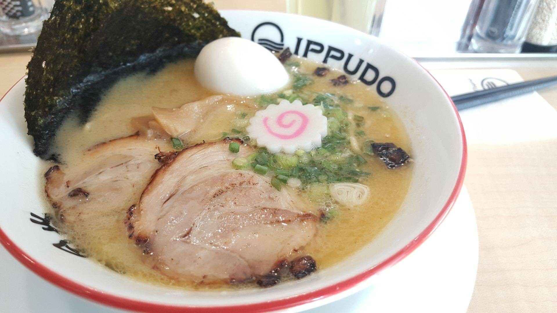 รีวิว Ramen Ippudo เมกา บางนา - น้ำซุปผสมกระเทียมเจียวหอม กลมกล่อม เส้นแบบปกตินุ่มแต่ไม่เละมี ...