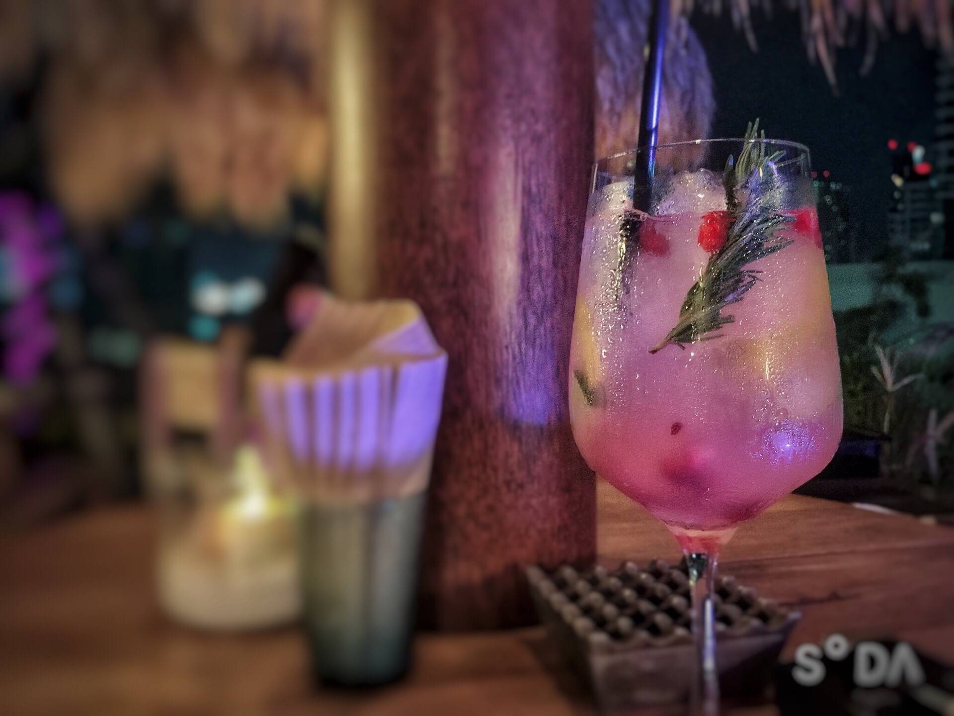 รีวิว Escape Bangkok Emquartier - บรรยากาศดีมาก ร้านสวยแต่งร้านแนวบีช ...