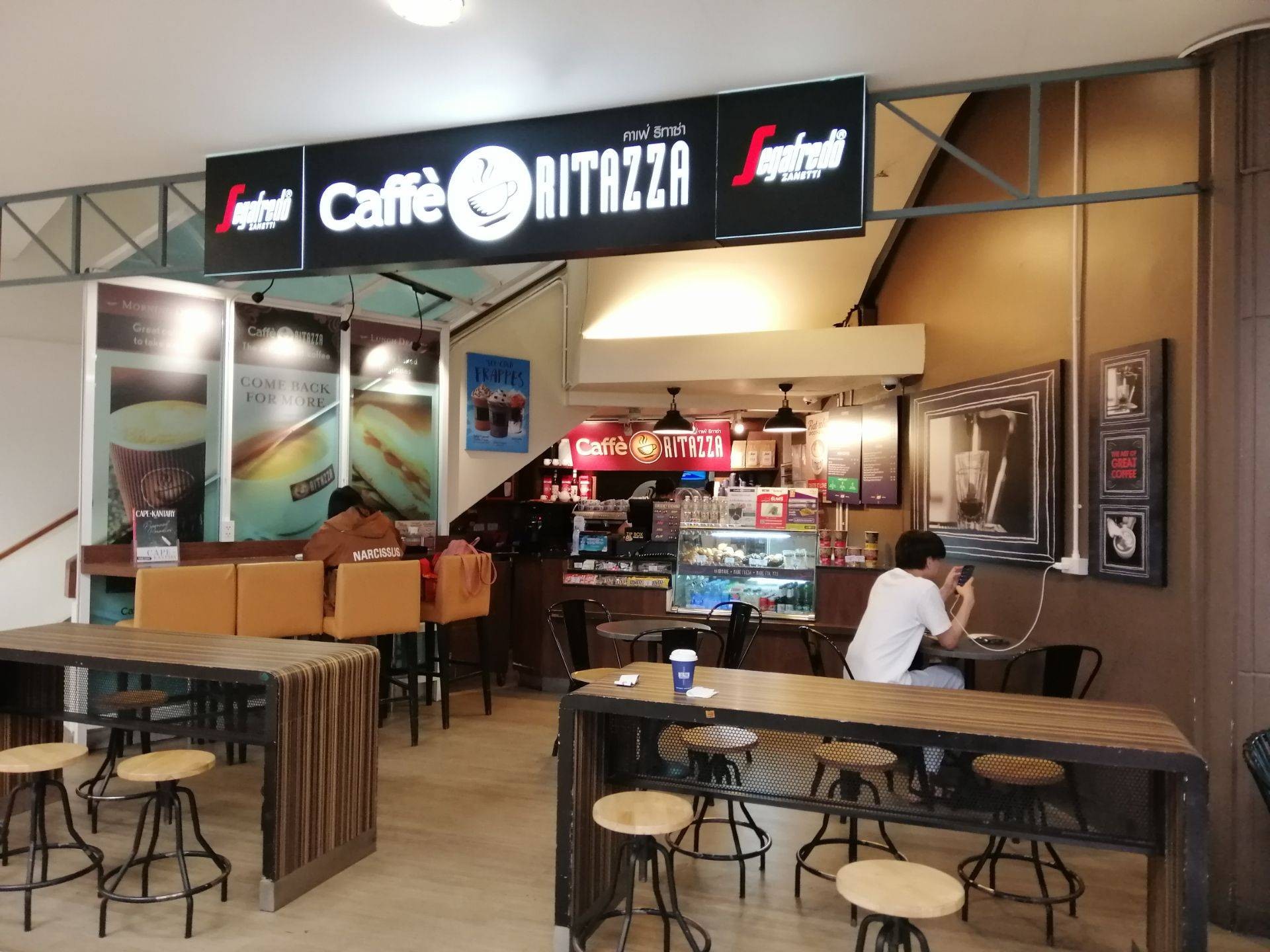 รีวิว Café Ritazza Chiangmai International Airport - ดื่มกาแฟรอคนมารับ ...