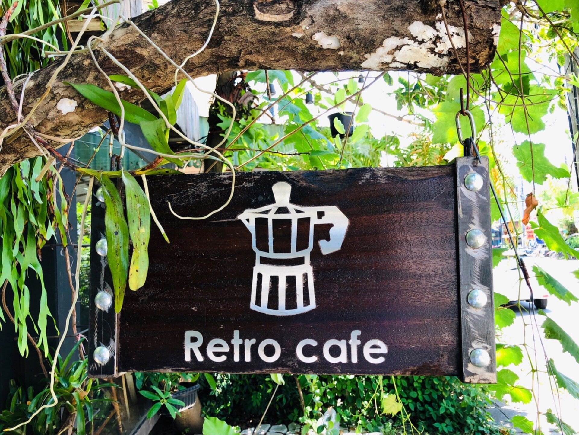 รีวิว Retro Cafe Halal - ร้านชิคๆ ด้วยของเก่าแก่ และบรรยายร่มรื่น