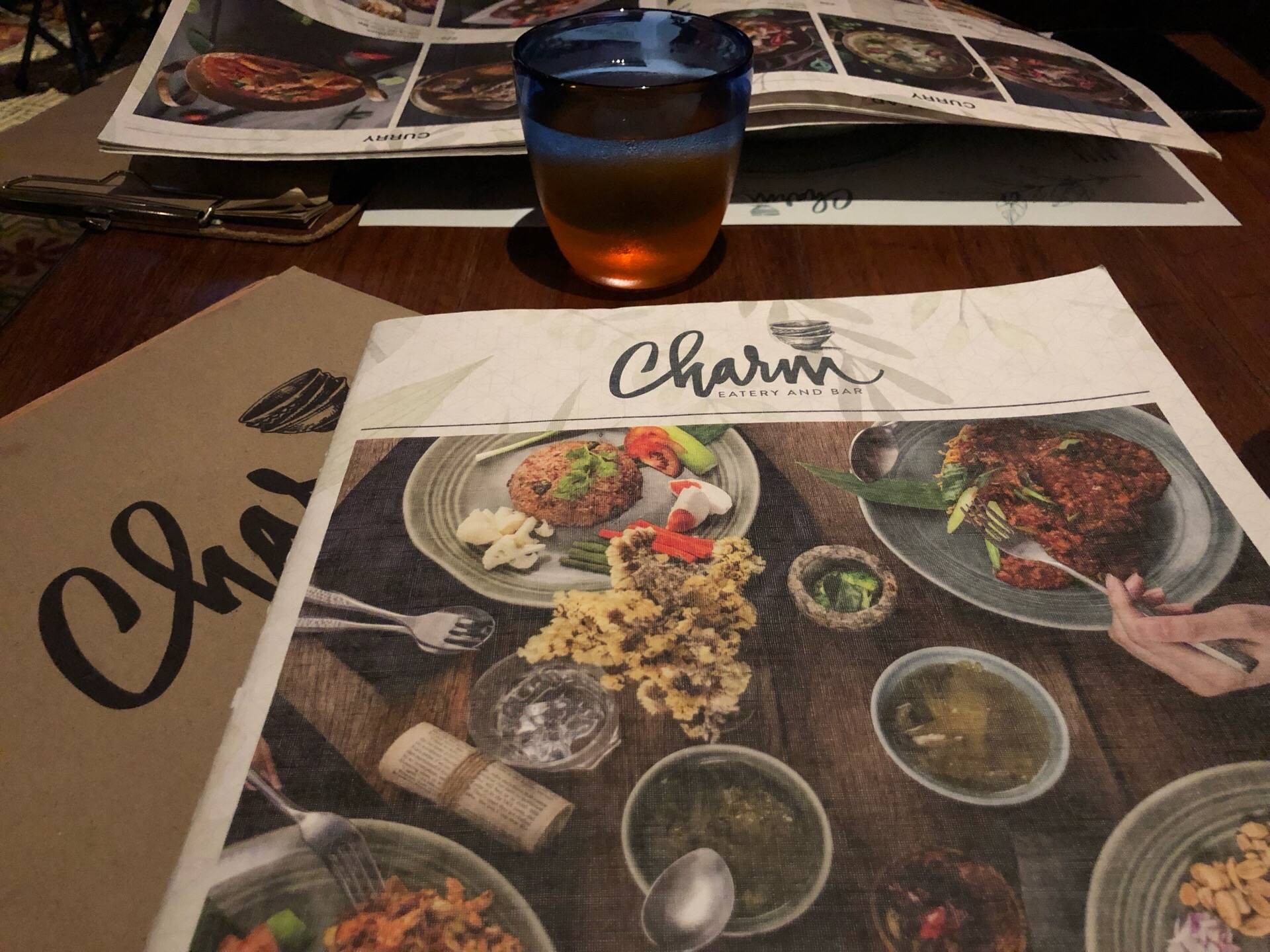 รีวิว Charm Eatery and Bar สาธร - บรรยากาศคึกคัก นักร้องเสียงดี!
