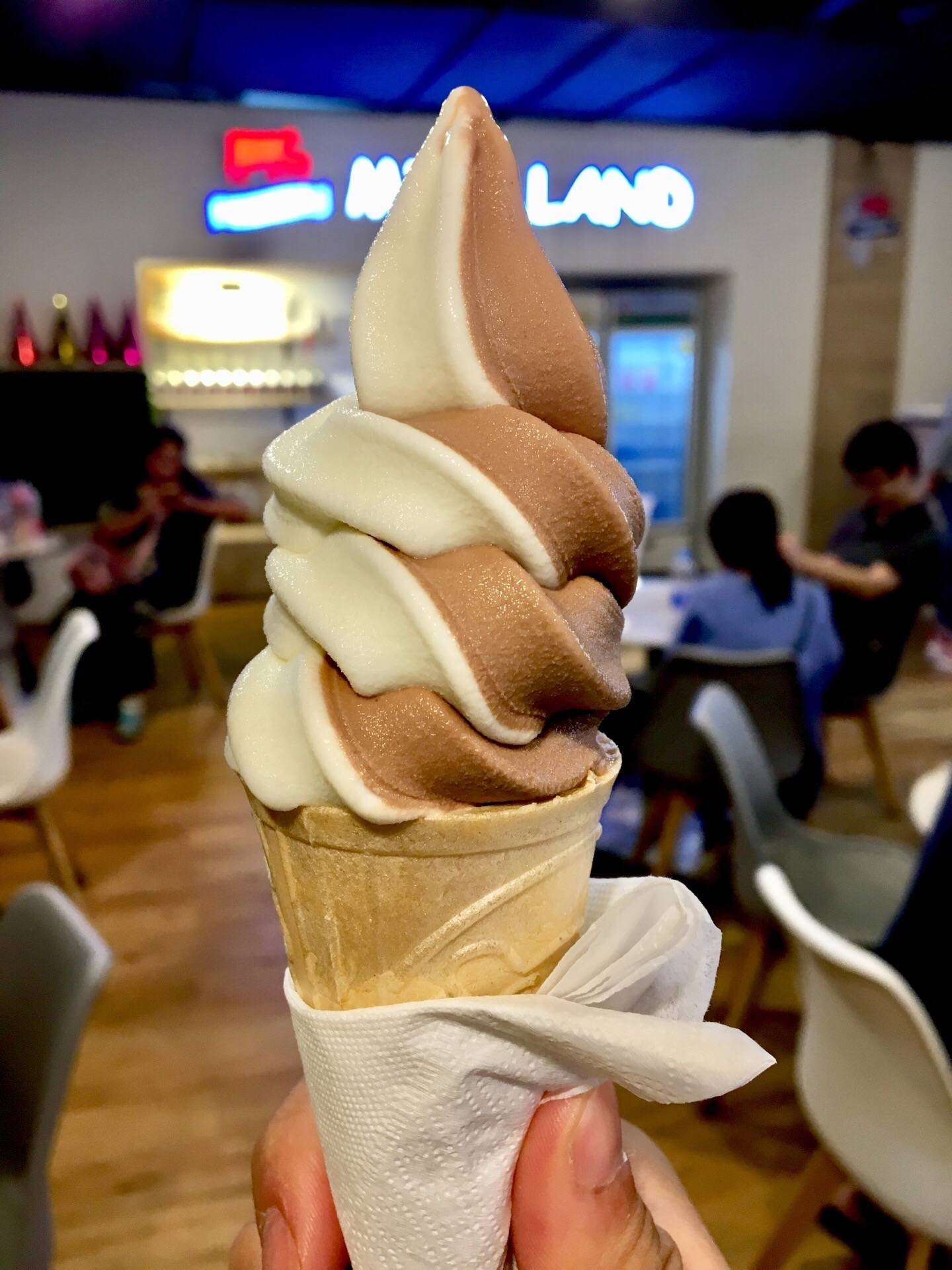 รีวิว Thai - Denmark MILK LAND ICONSIAM - ไอศกรีมทูโทน 19 บาทเอง!