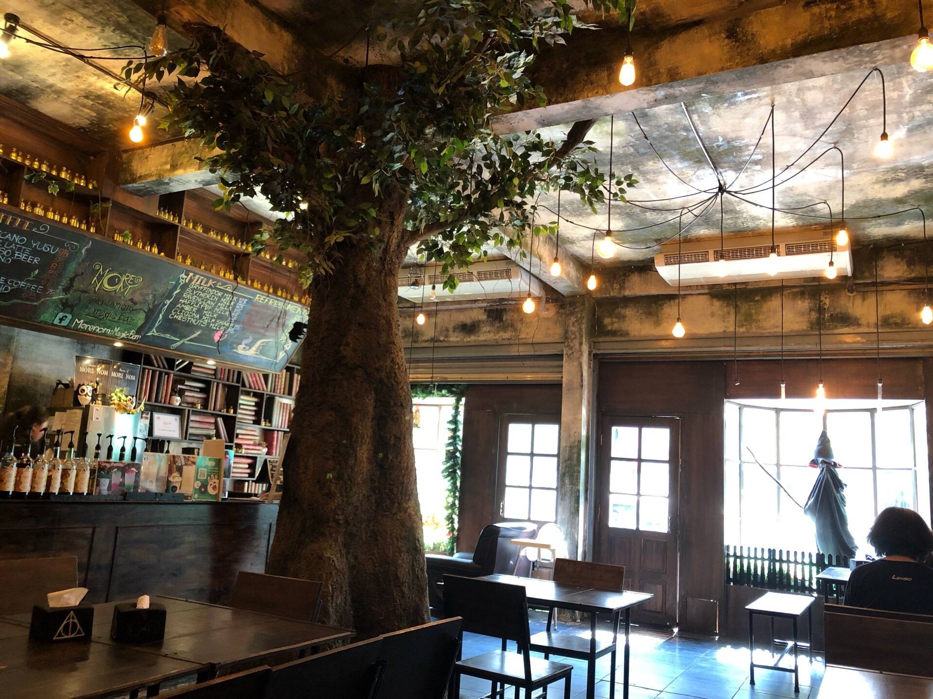 รีวิว MoreNom : Magic Bar - ไม่ใช่แม่มด 🧙🏼‍♀️ แต่อยากเช็กอิน 😄