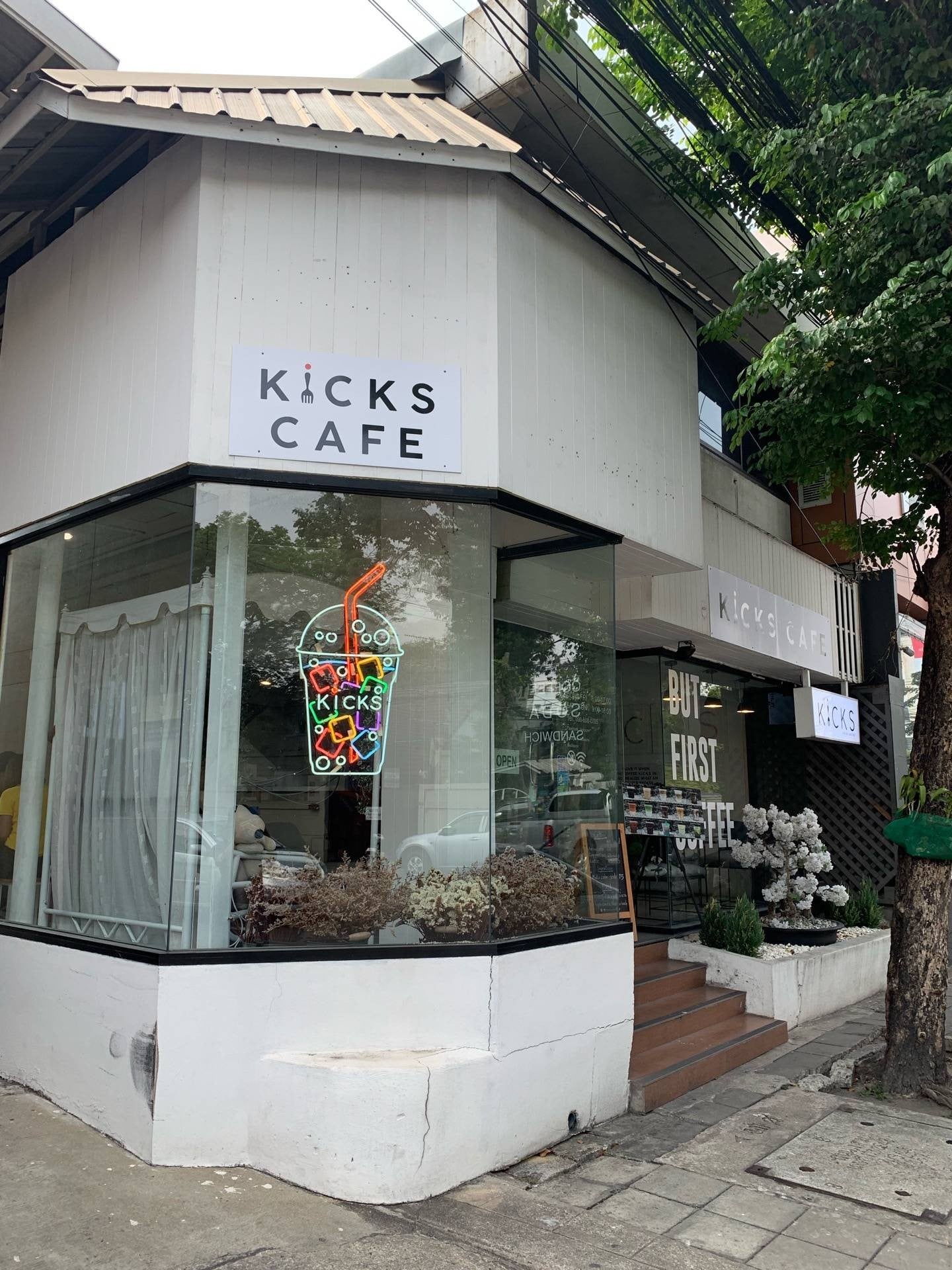 รีวิว KICKS café by Carnival - ร้านคาเฟ่ห์ kicks cafe