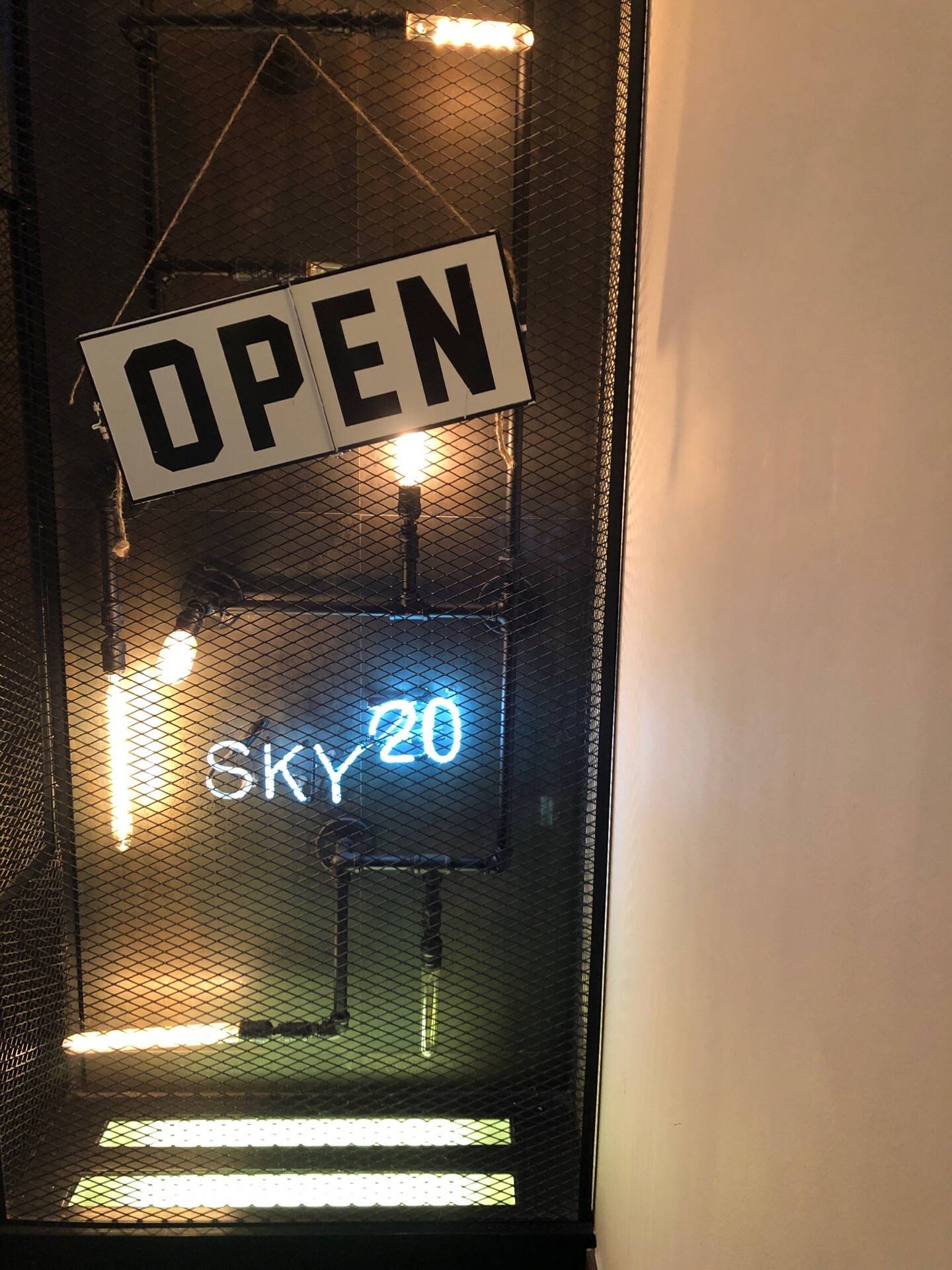 รีวิว SKY On 20 (Rooftop Bar) Novotel Bangkok Sukhumvit 20 - Sky 20 ...