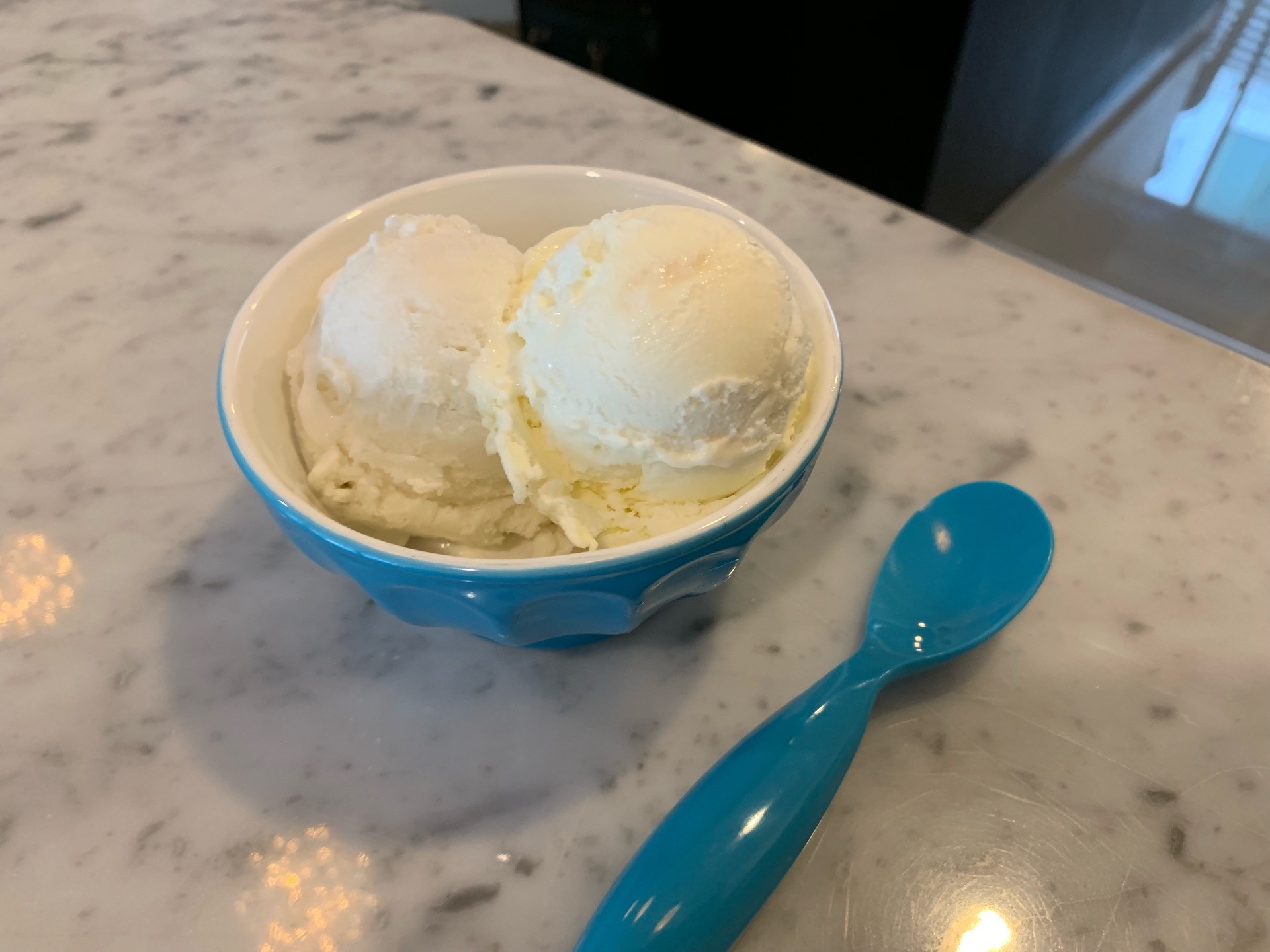 รีวิว TWO and a HALF custom-made ice cream - รสหลากหลายและเปลี่ยนไป ...