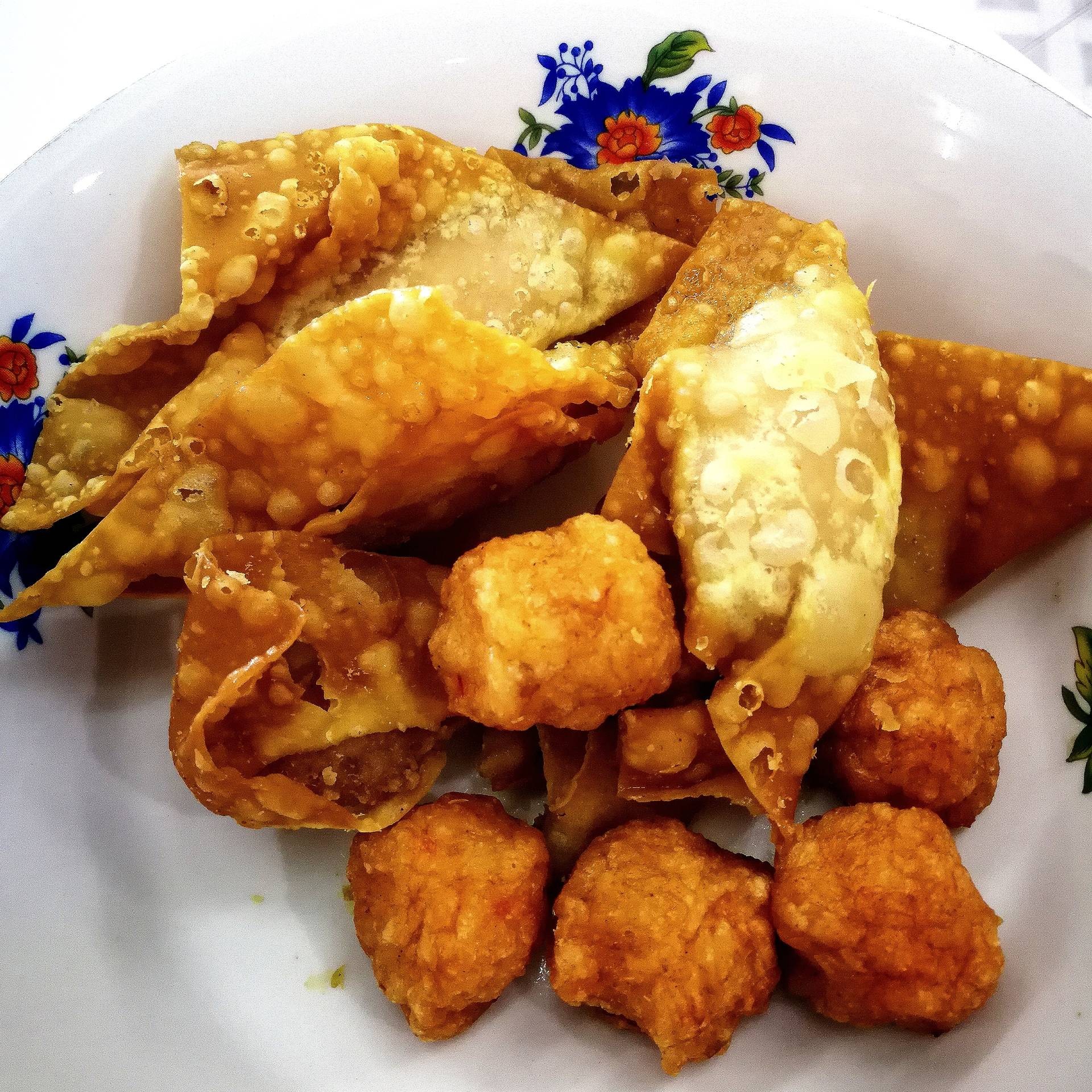 ลูกชิ้นกุ้งกับเกี๊ยวกรอบ ร้าน เจี่ย เย็นตาโฟ ติดธนาคารไทยพาณิชย์ ริมถนนพระราม4 - Wongnai