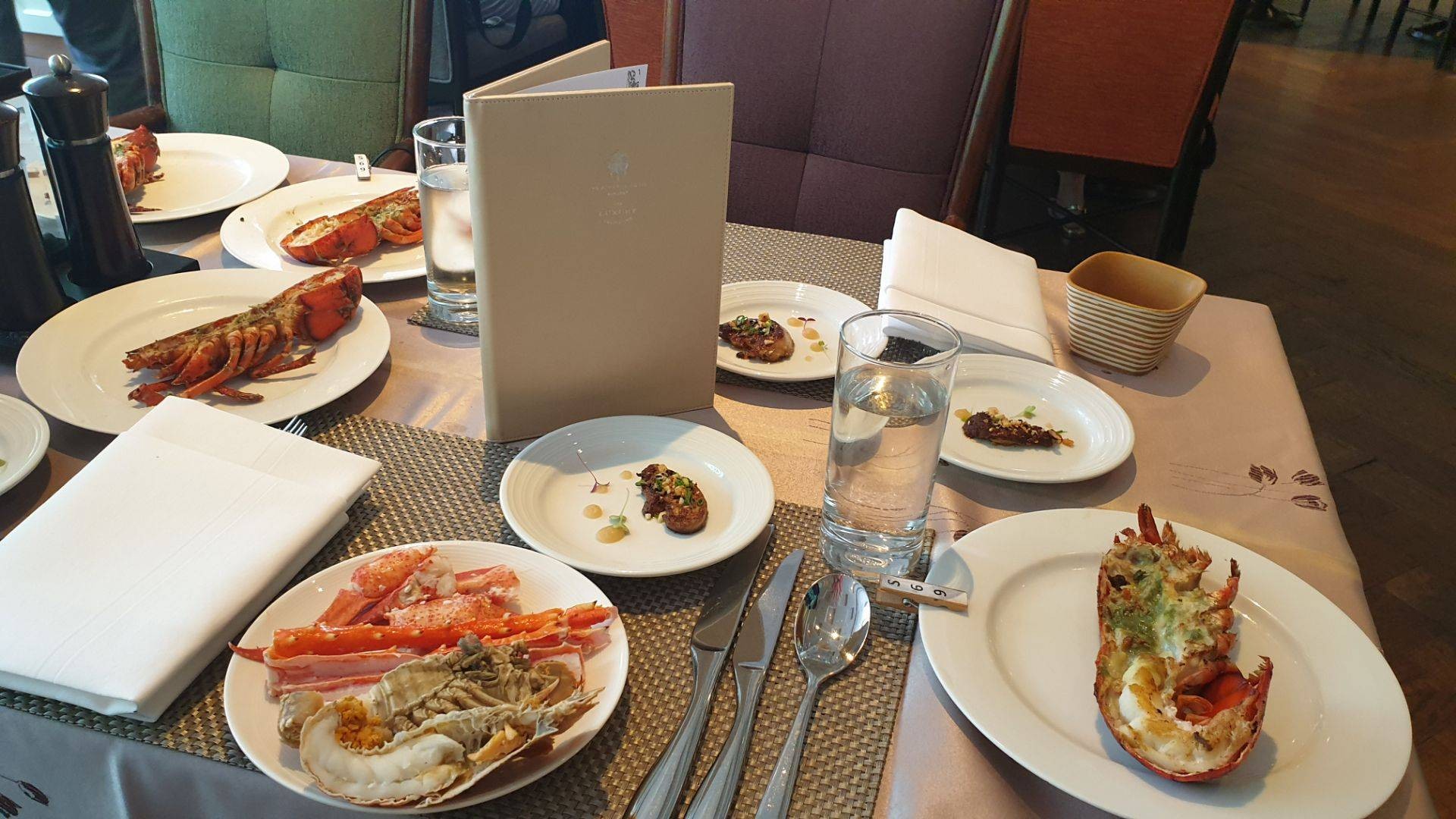 ปูอลาสก้านึ่ง ร้าน Rain Tree Cafe The Athenee Hotel, Bangkok - Wongnai