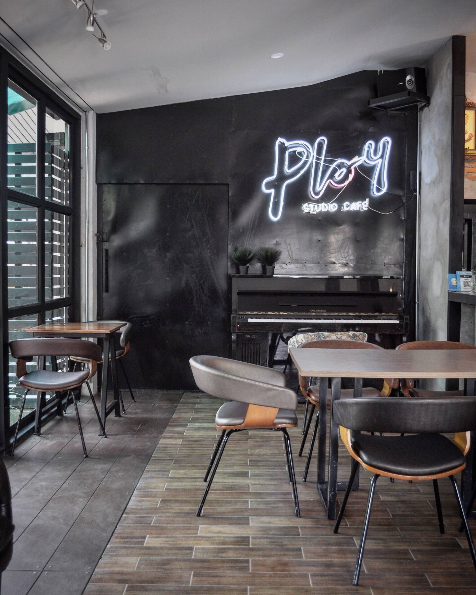 รีวิว Ploy Studio Cafe - คาเฟ่และสตูดิโอแบรนด์เสื้อผ้า สดใส นีออน