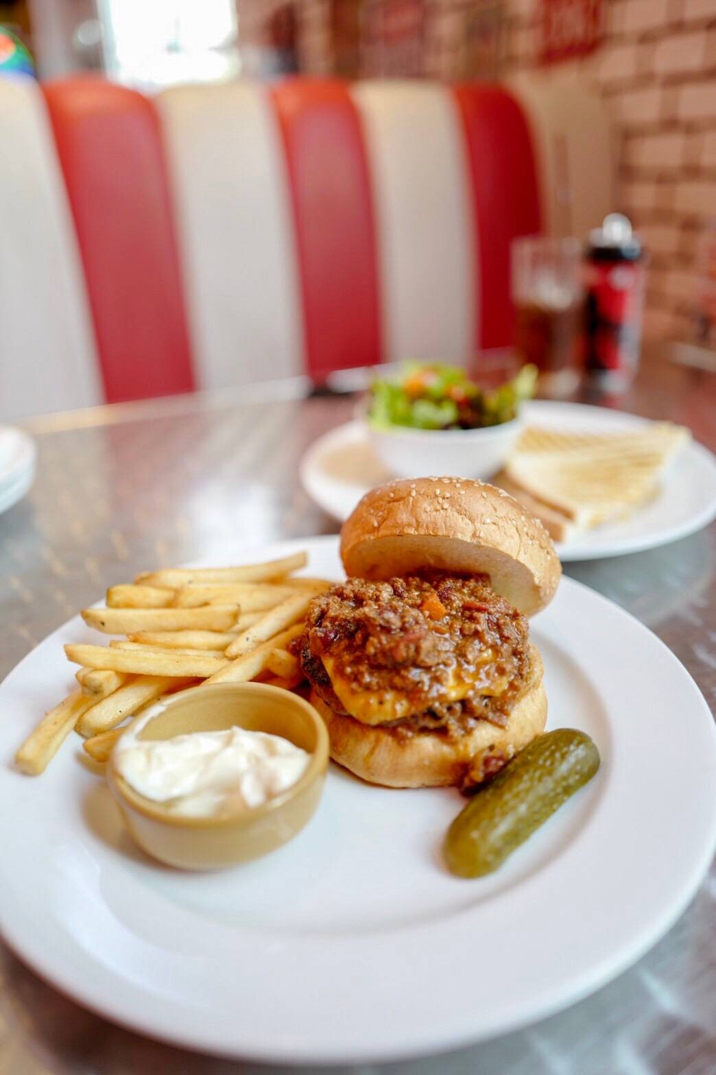 รีวิว V8 Diner สุขุมวิท11 - ร้านสวยสไตล์ American diner