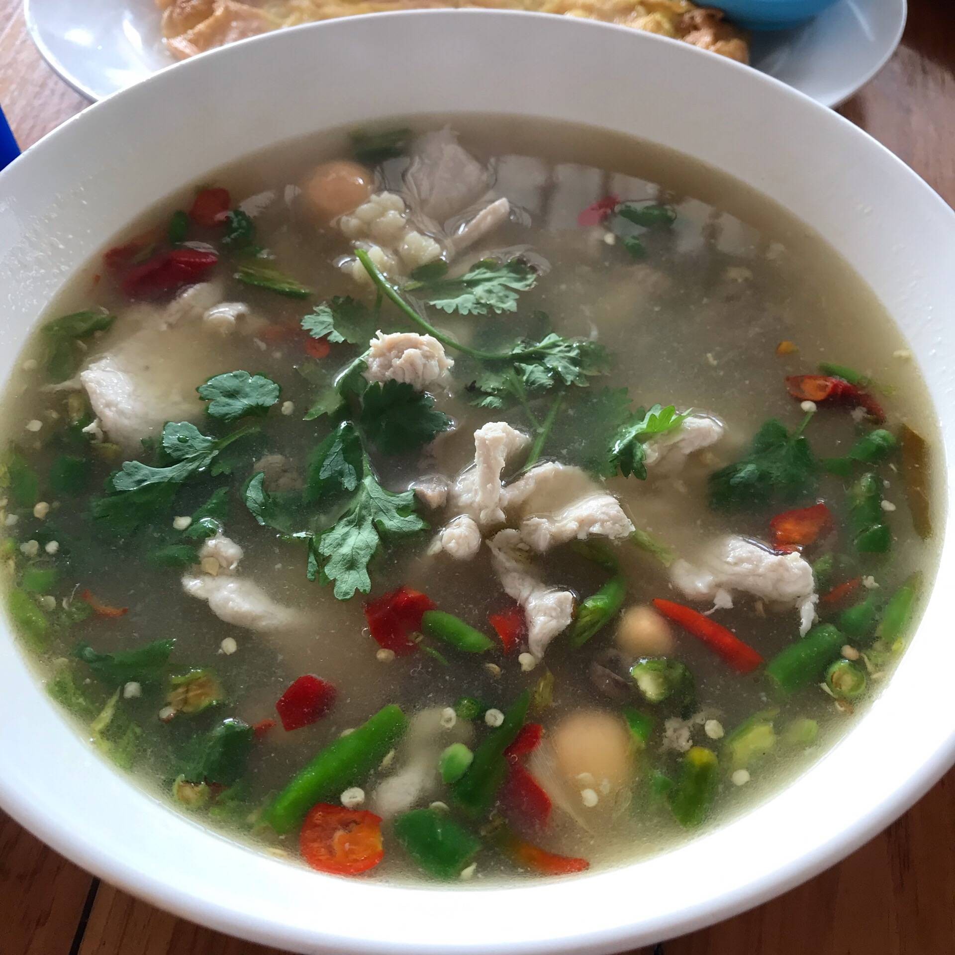 ต้มยำไก่หุบบอน • กลางๆ ไก่เหนียวมาก และจืด ร้าน เพ็ญไก่หุบบอน เครือ ...