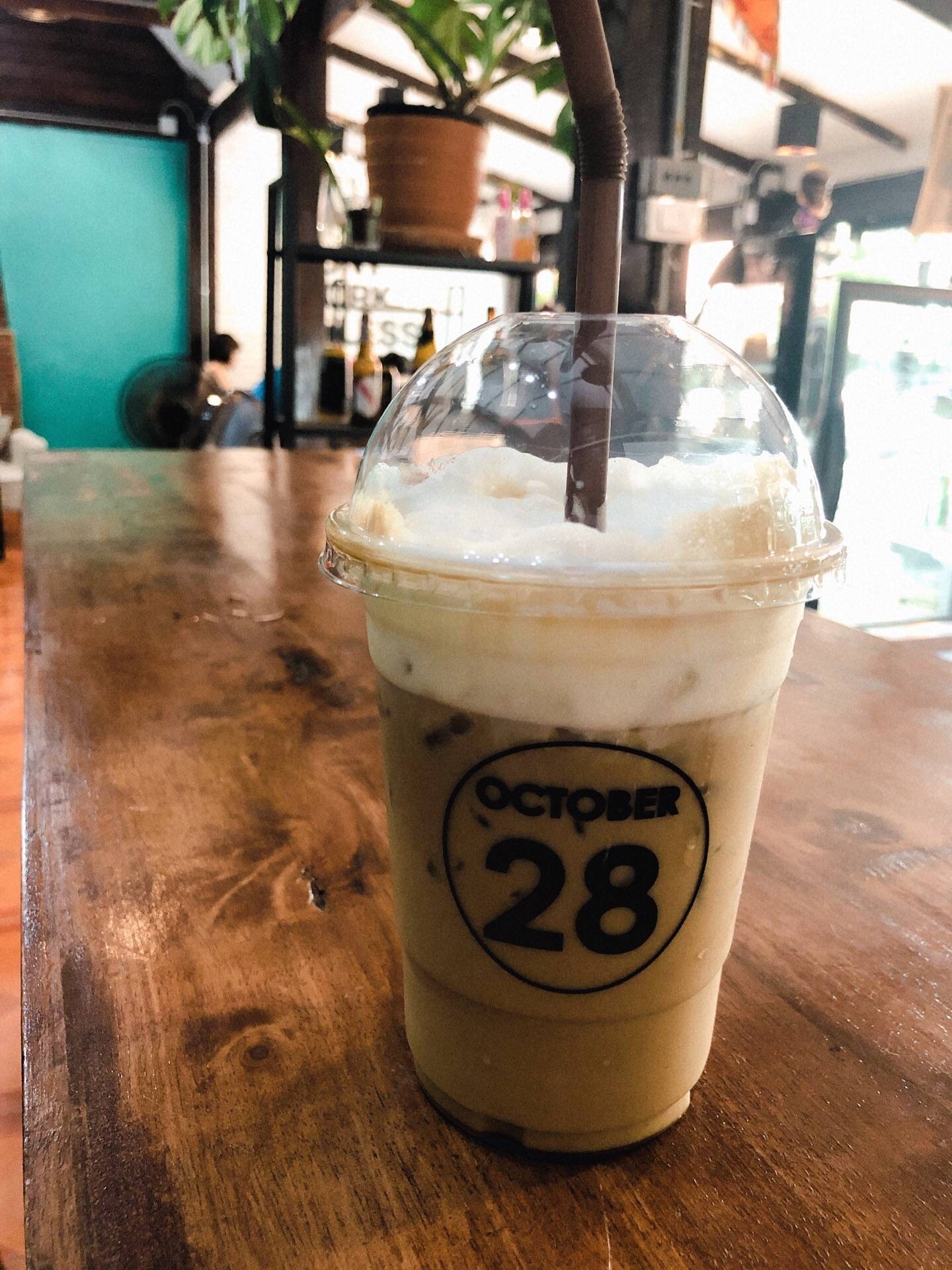 รีวิว 28 October house cafe' - ร้านบรรยากาศดี ชิลได้ทั้งกลางวันกลางคืน