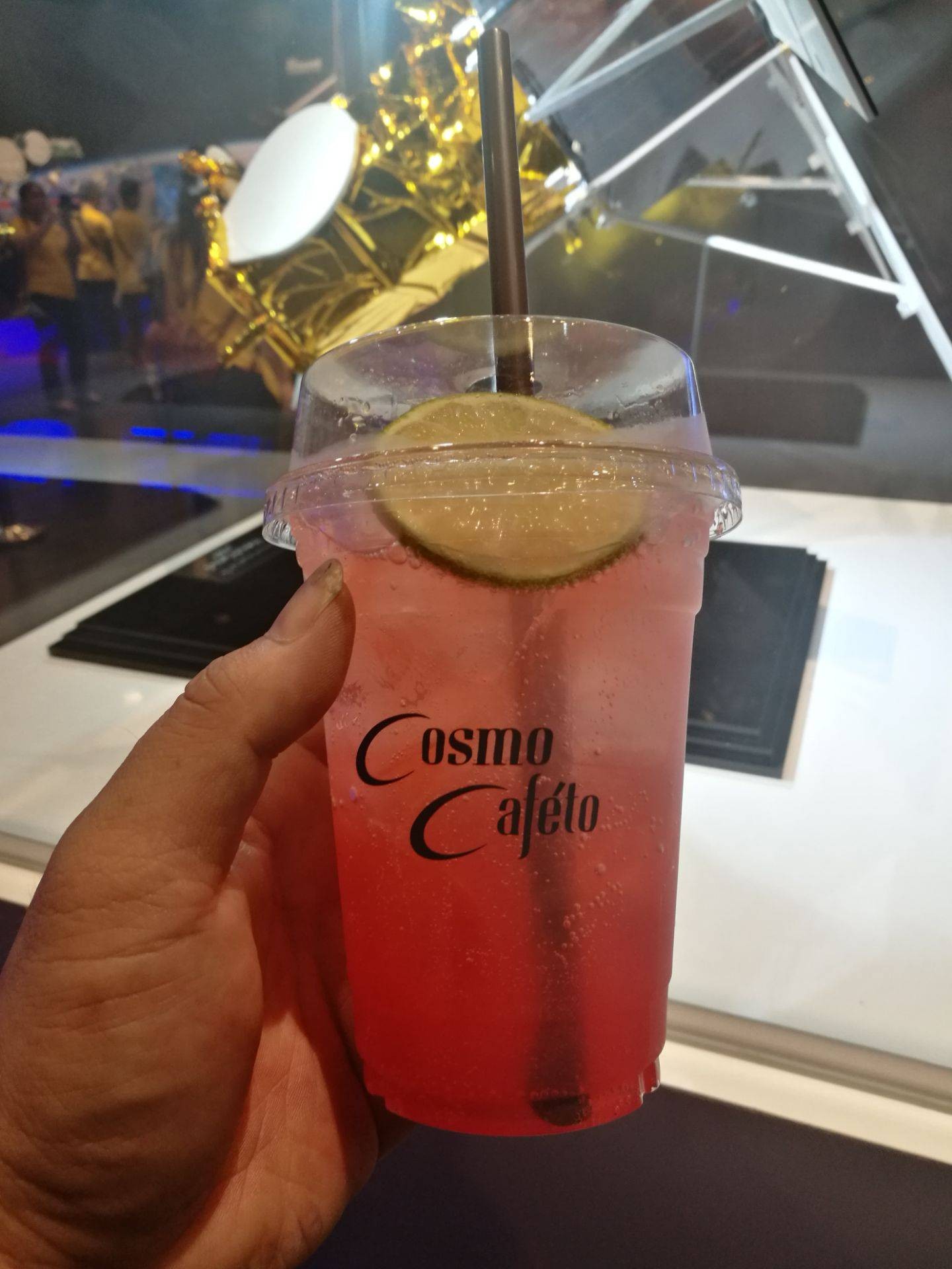 สตอเบอรี่โซดา ร้าน Cosmo Cafe'to Cafe