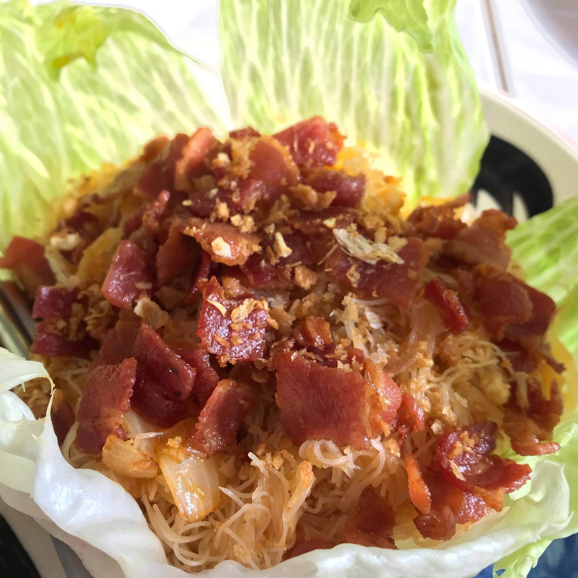 หมี่ผัดไข่เค็มแฮม • อย่าลืมคลุกๆ ไข่เค็มที่อยู่ข้างล่างก่อนกิน ร้าน Pat ...