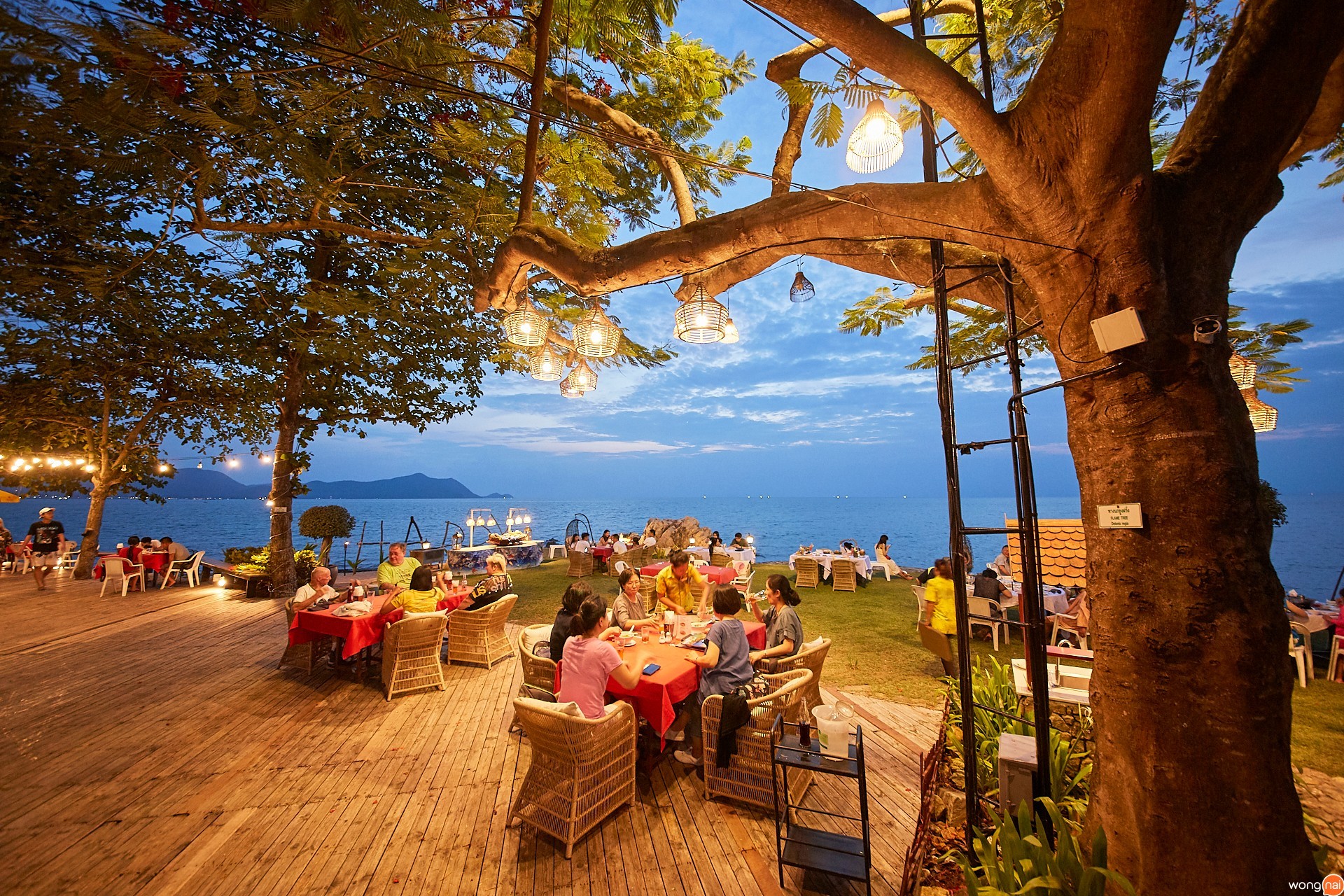 The Sea Terrace ร้านอาหารพัทยา ซีฟู้ดสด ๆ ริมทะเลสุดโรแมนติก