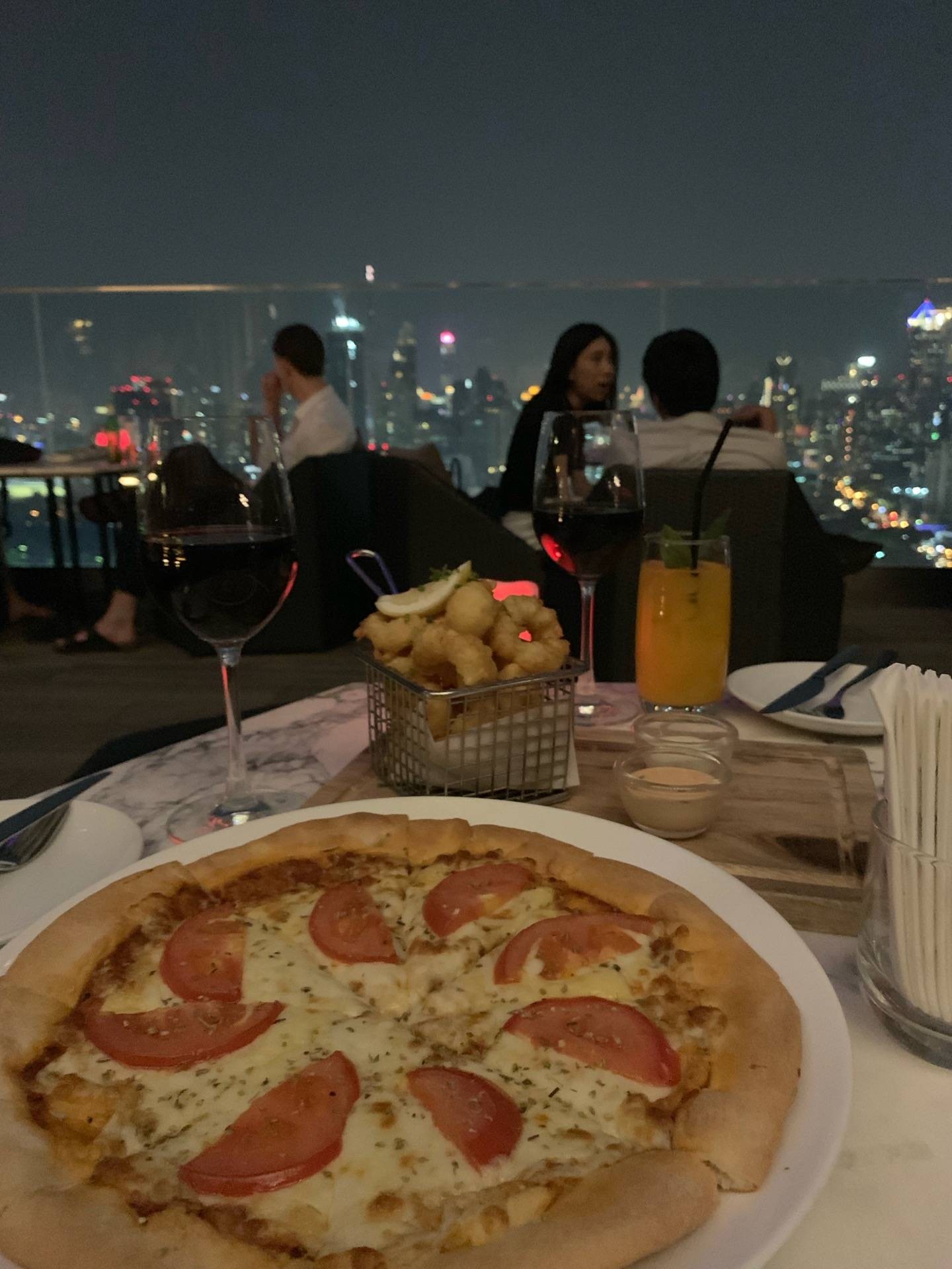 รีวิว Hi-SO - บรรยากาศดีเหมาะมาจิบไวน์ อาหารกินเล่นนิดหน่อยค่ะ