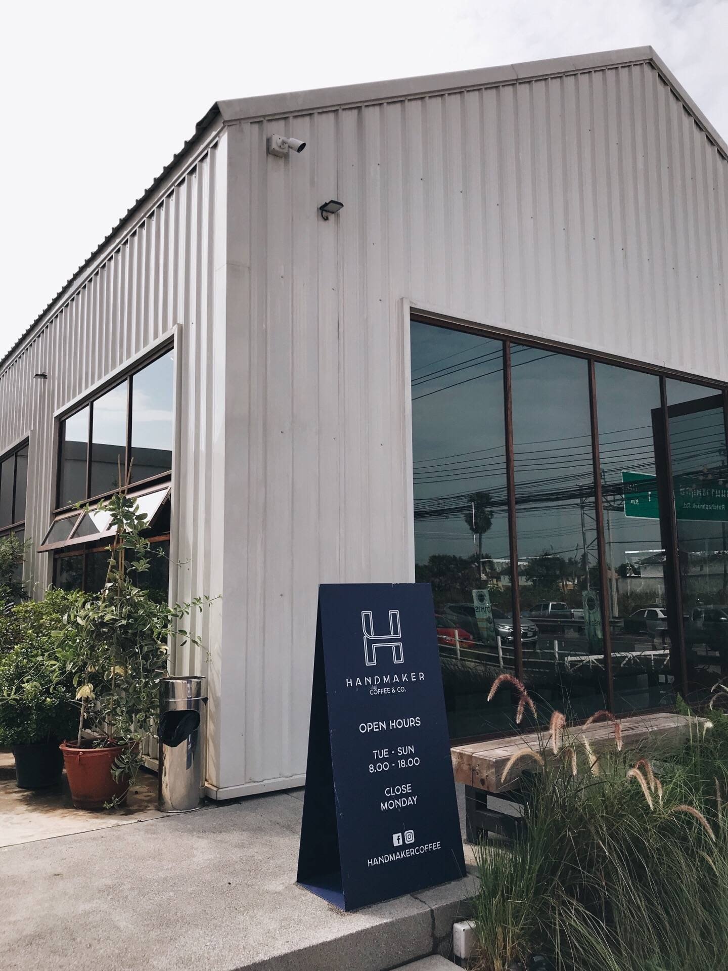 รีวิว Handmaker Coffee & Co. ราชพฤกษ์ - Handmaker คาเฟ่แบบเรียบง่าย ...