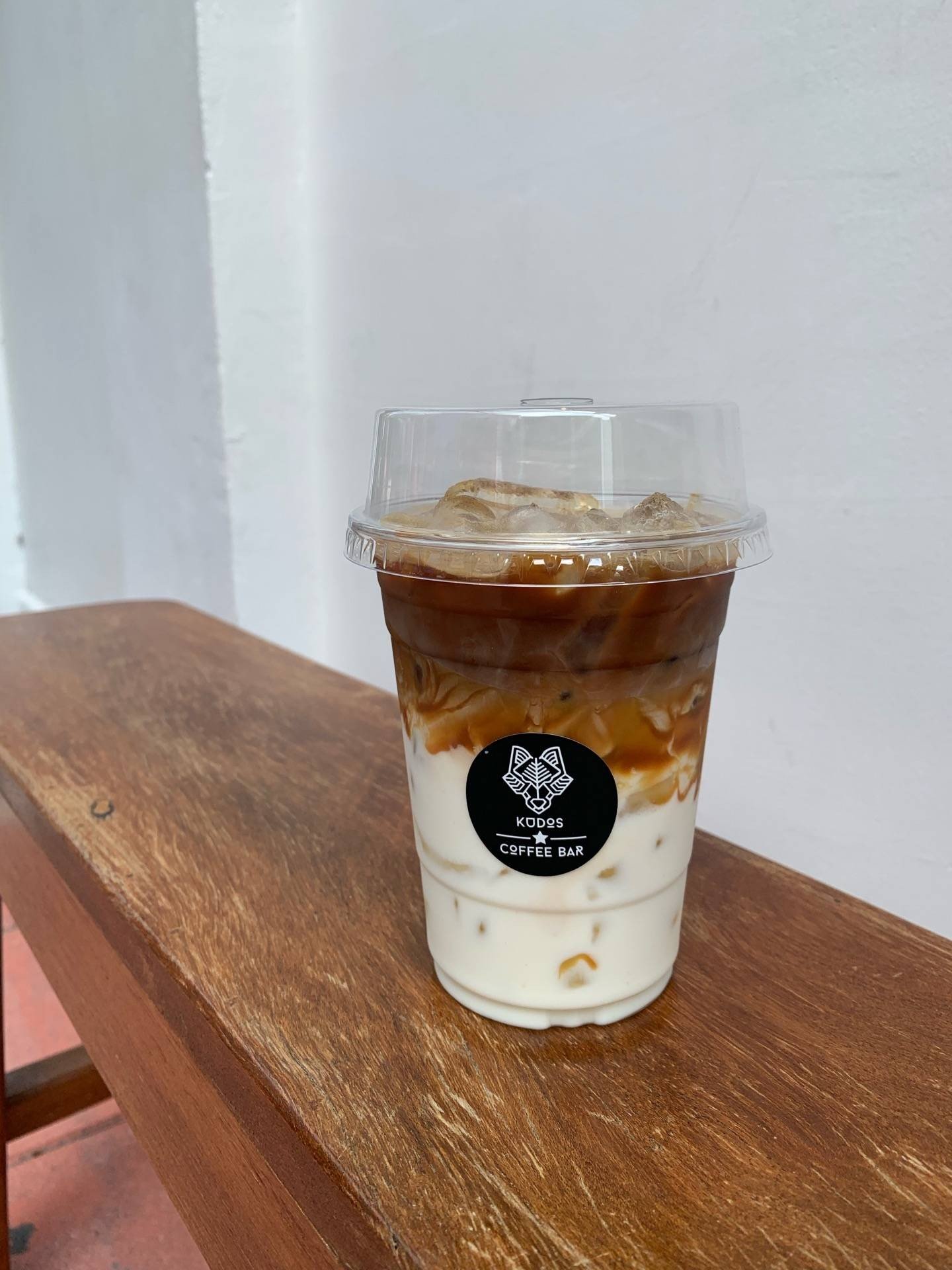 ซอลท์เทิ่ด คาราเมล ลาเต้ ร้าน Kudos Coffee Bar SILOM 19