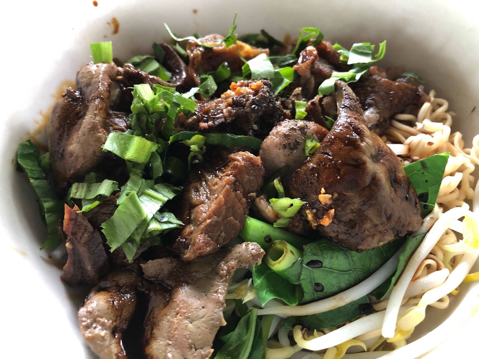 เส้นมาม่าก๋วยเตี๋ยวเนื้อแห้ง ร้าน รุซดี ก๋วยเตี๋ยวเรือสูตรโบราณ