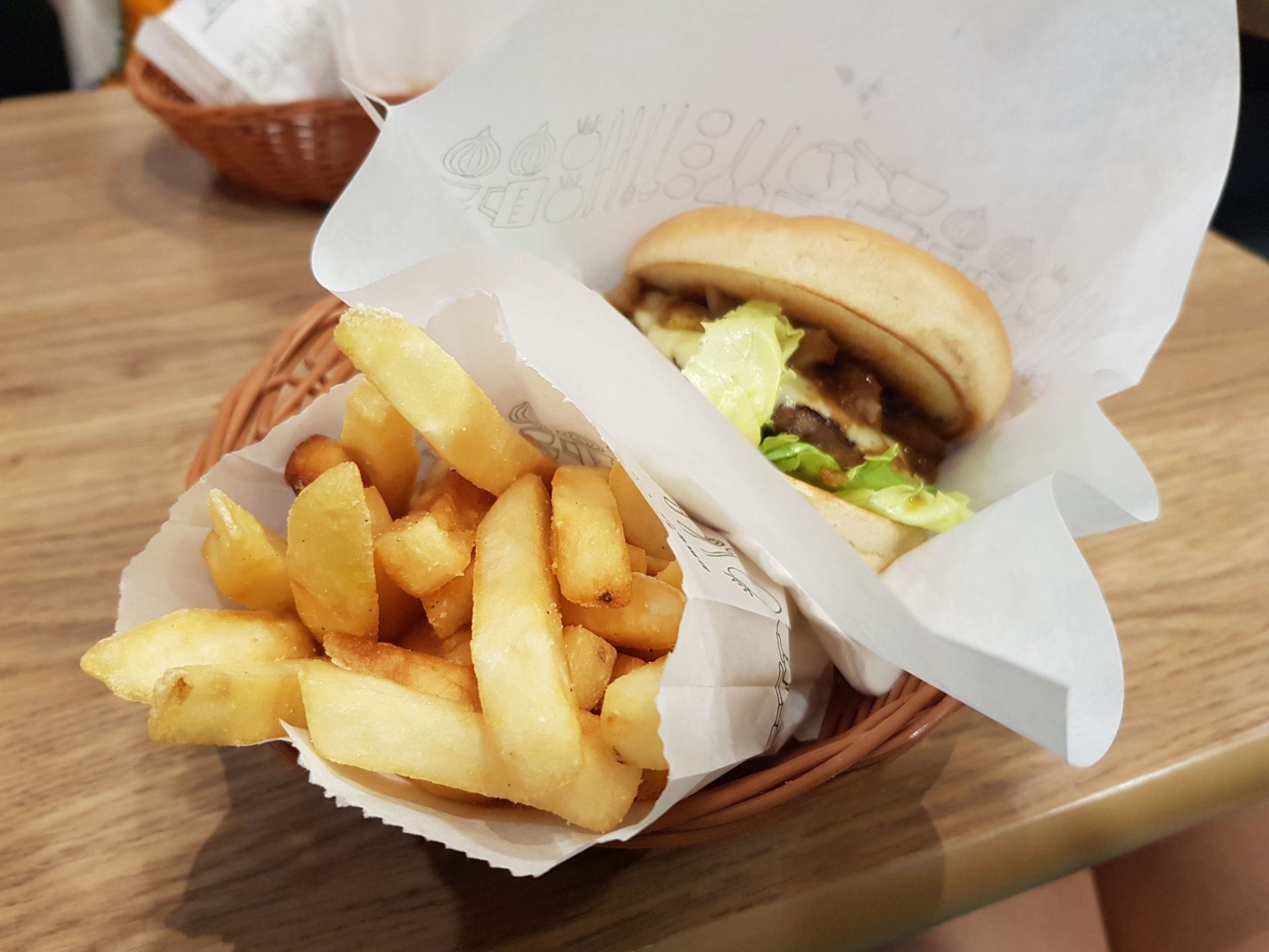 รีวิว MOS BURGER Central World - MS001 - ชอบเฟรนฟรายส์ร้านนี้ที่สุดแล้ว ...
