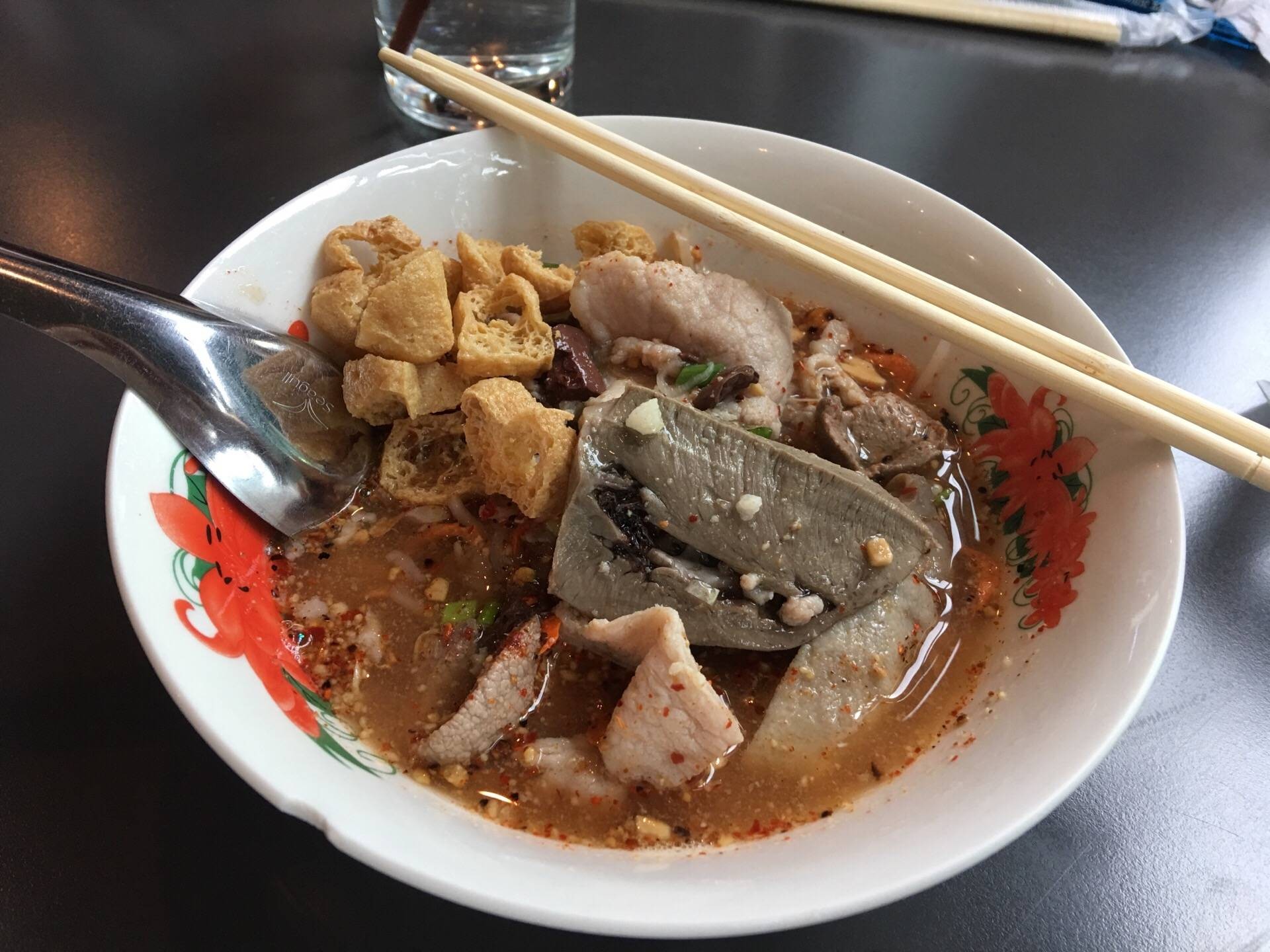 รีวิว เจริญพุงโภชนา Int Intersect พระราม 3 - หมูหนึบชิ้น(โคตรใหญ่ ...