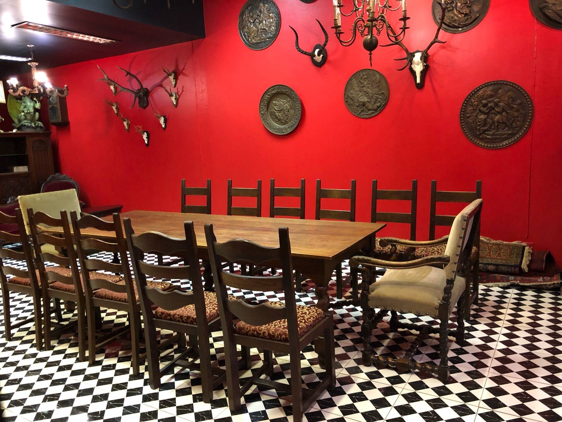 รีวิว The Witch Restaurant - อาหารหลากหลาย บรรยากาศวินเทจ มีดนตรีสด