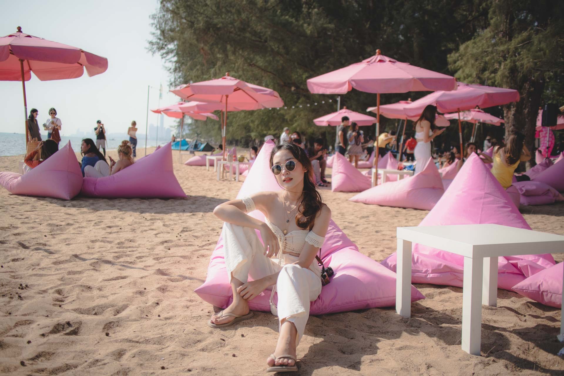 TUTU BEACH CAFE คาเฟ่พัทยาสไตล์ฮาวาย พร้อมที่พักรถบ้านสุดชิลล์