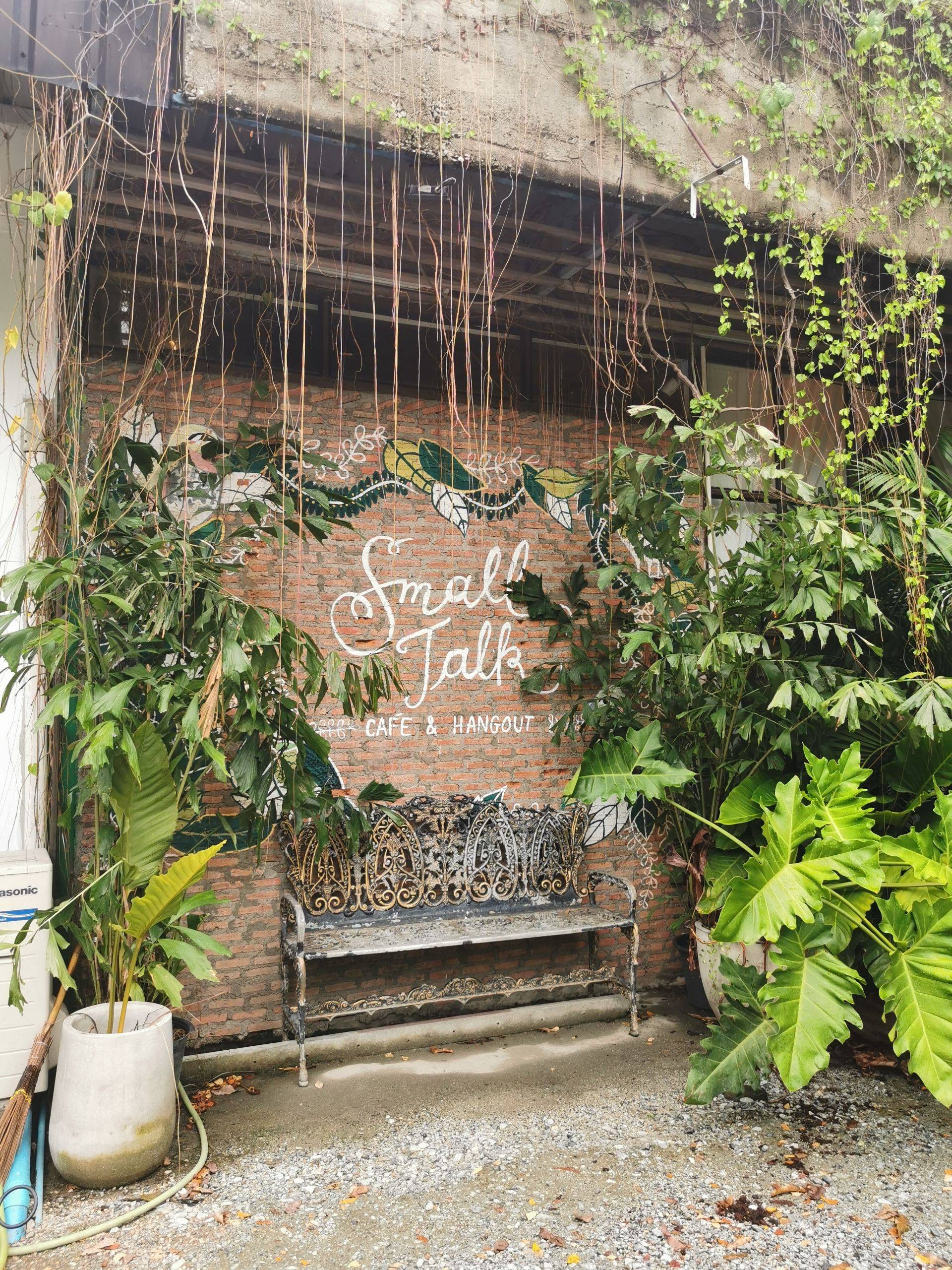รีวิว Small Talk Cafe & Hangout - ร้านสวย ขนมอร่อย
