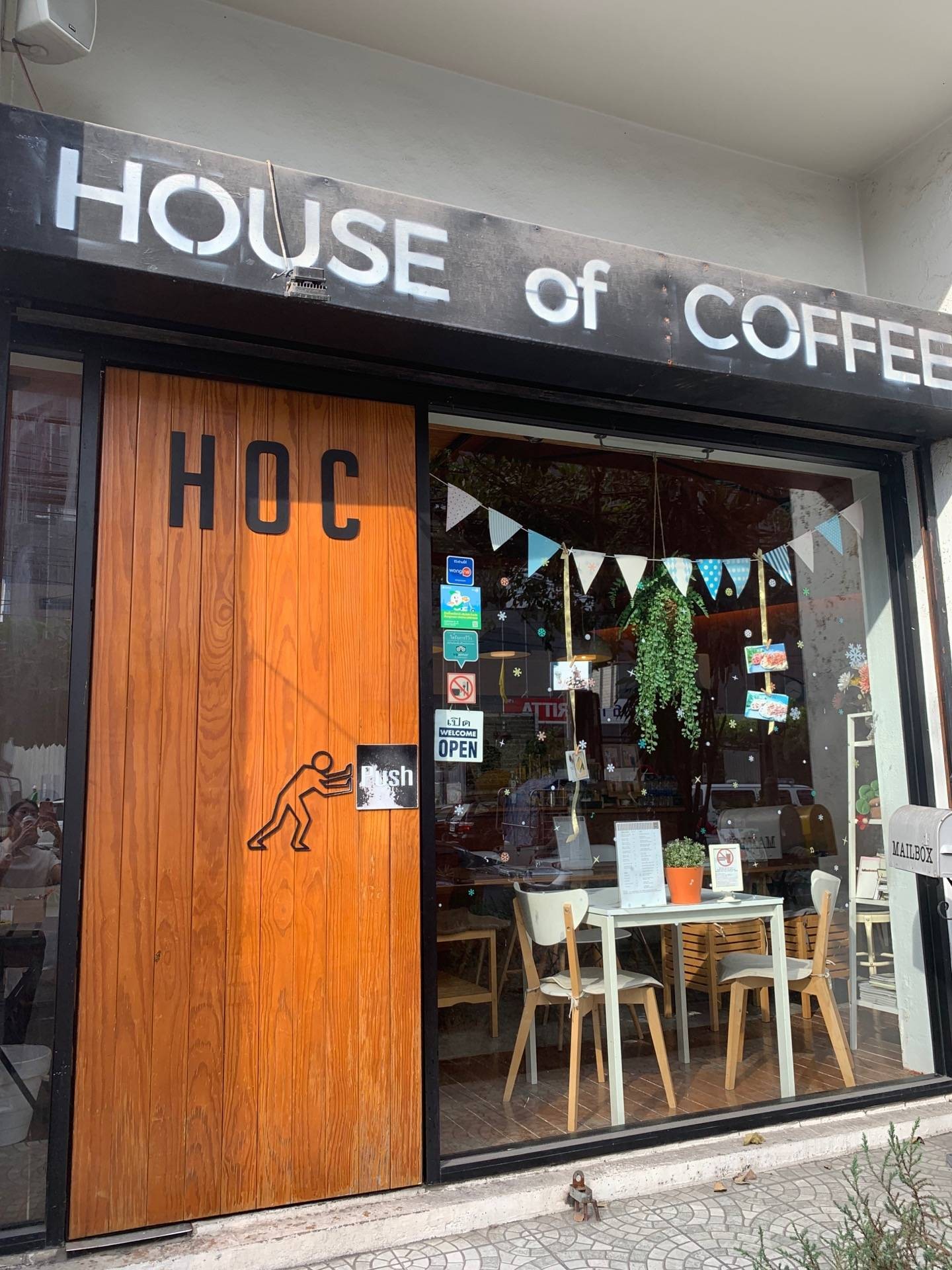 รีวิว House Of Coffee - รองท้องมื้อเช้าที่คาเฟ่ขนาดย่อมย่านคลองเตย