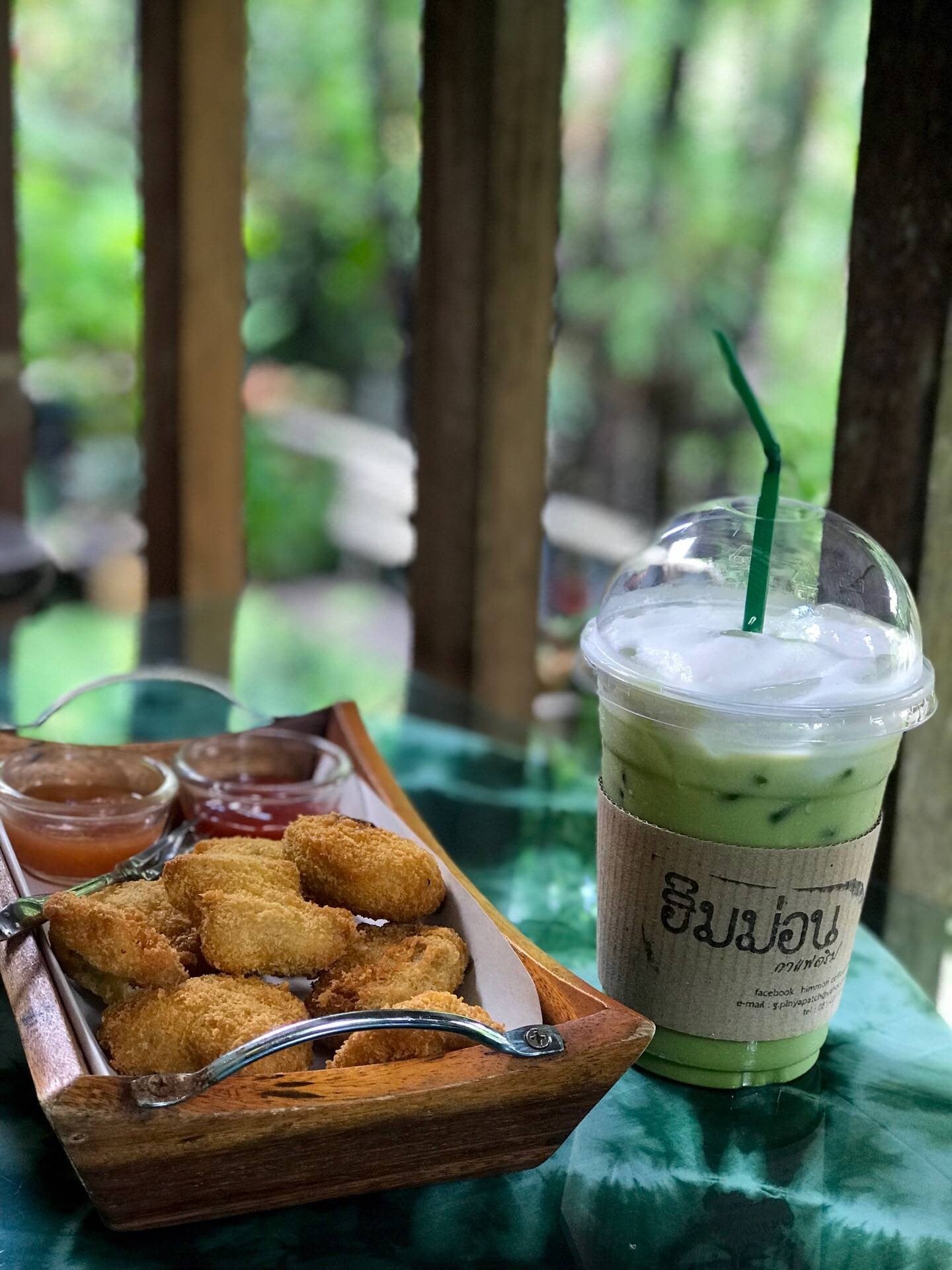 ชาเขียวนมสด • นักเก็ตไก่อร่อยมากค่ะ กรอบนอกนุ่มใน 💚 ร้าน ฮิมม่อน กาแฟดริป