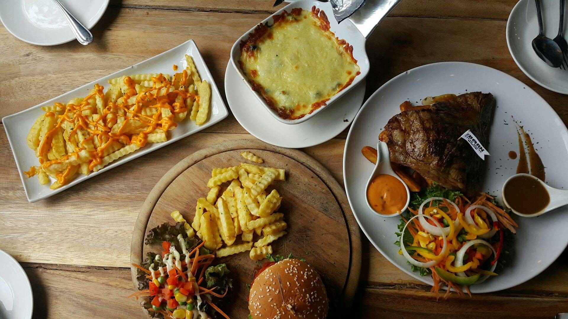 รีวิว The Barn Steak House At Hidden village - อร่อยถูกปากคะ... บริเวณ ...
