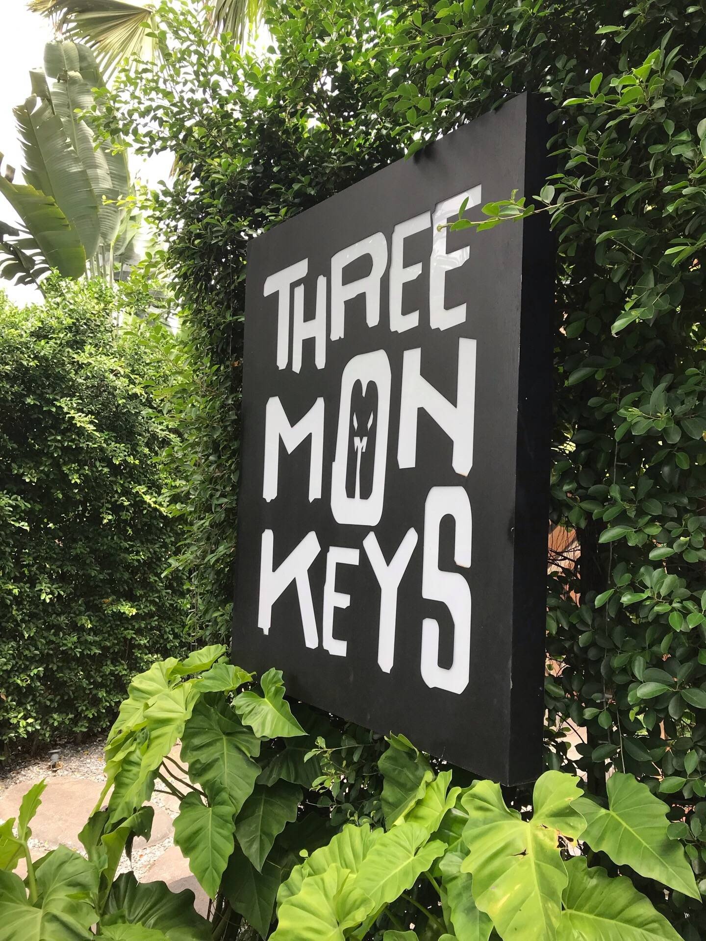 รีวิว Three Monkeys Restaurant วิชิต - ร้านนี้ ขายบรรยากาศ และ การบริการ
