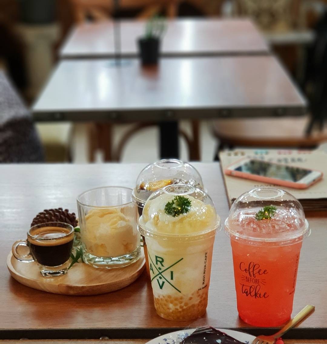 รีวิว RAVI RIVA CAFE - บรรยากาศดี มีที่ถ่ายรูปเยอะ ในร้านตกแต่งเหมือน ...