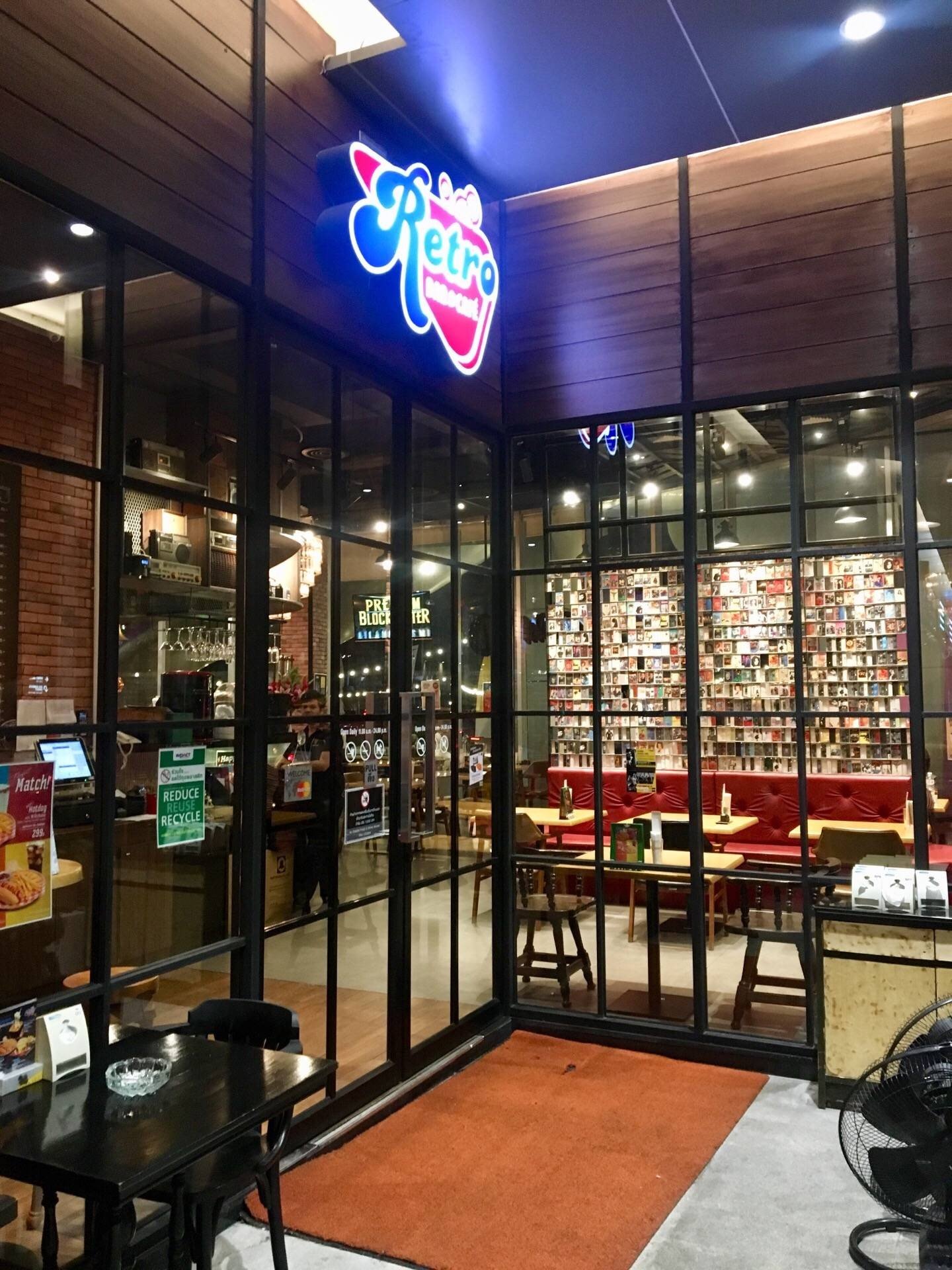 รูป Retro Bar & Cafe
