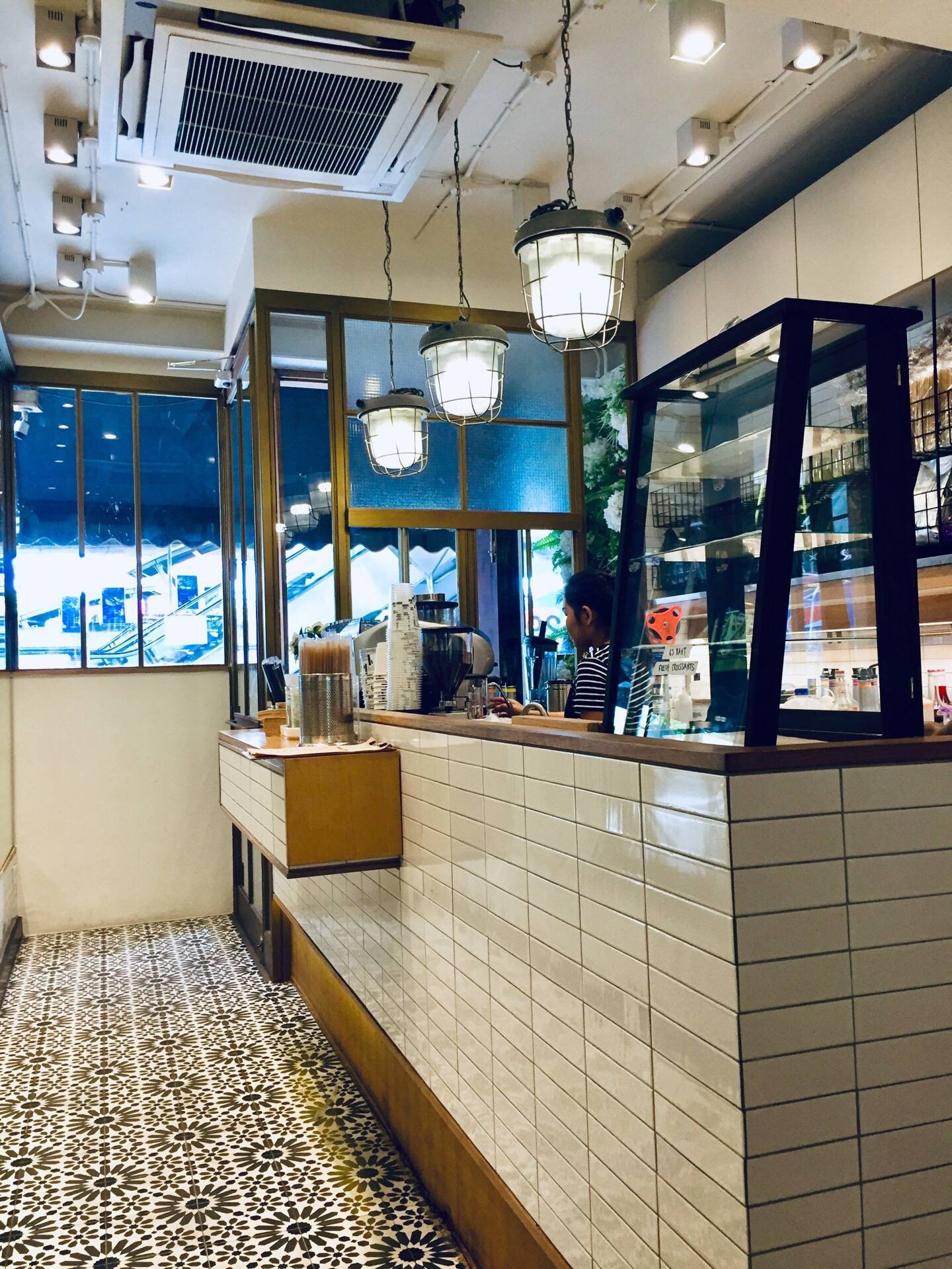 รีวิว COIN Cafe & Bistro - ร้านกาแฟน่านั่งตรงทางขึ้นลงรถ BTS สถานีสะพาน ...