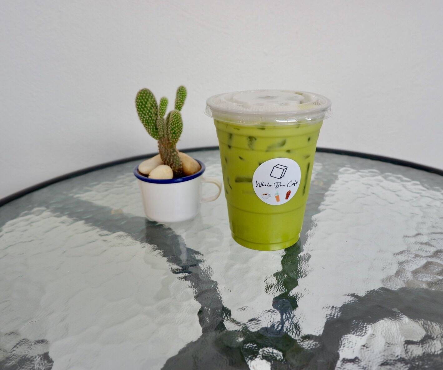 รีวิว White Box Cafe' - พนักงานสุภาพ บริการดีมากค่ะ ชาเขียวหอมอร่อยมากค่ะ